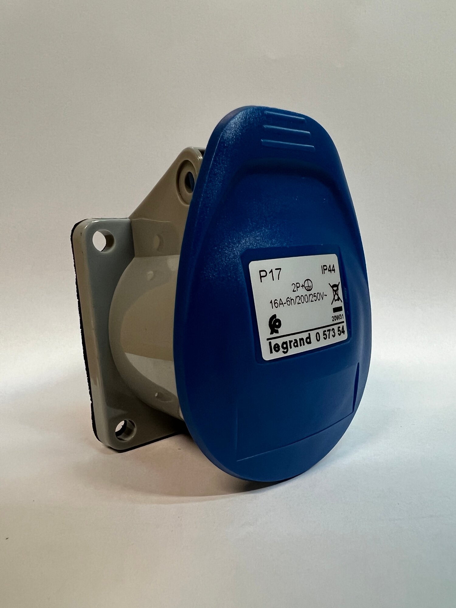 Розетка кабельная встраиваемая прямая P17 Tempra Pro IP44 200/250В 16А 2К+З Legrand 057354