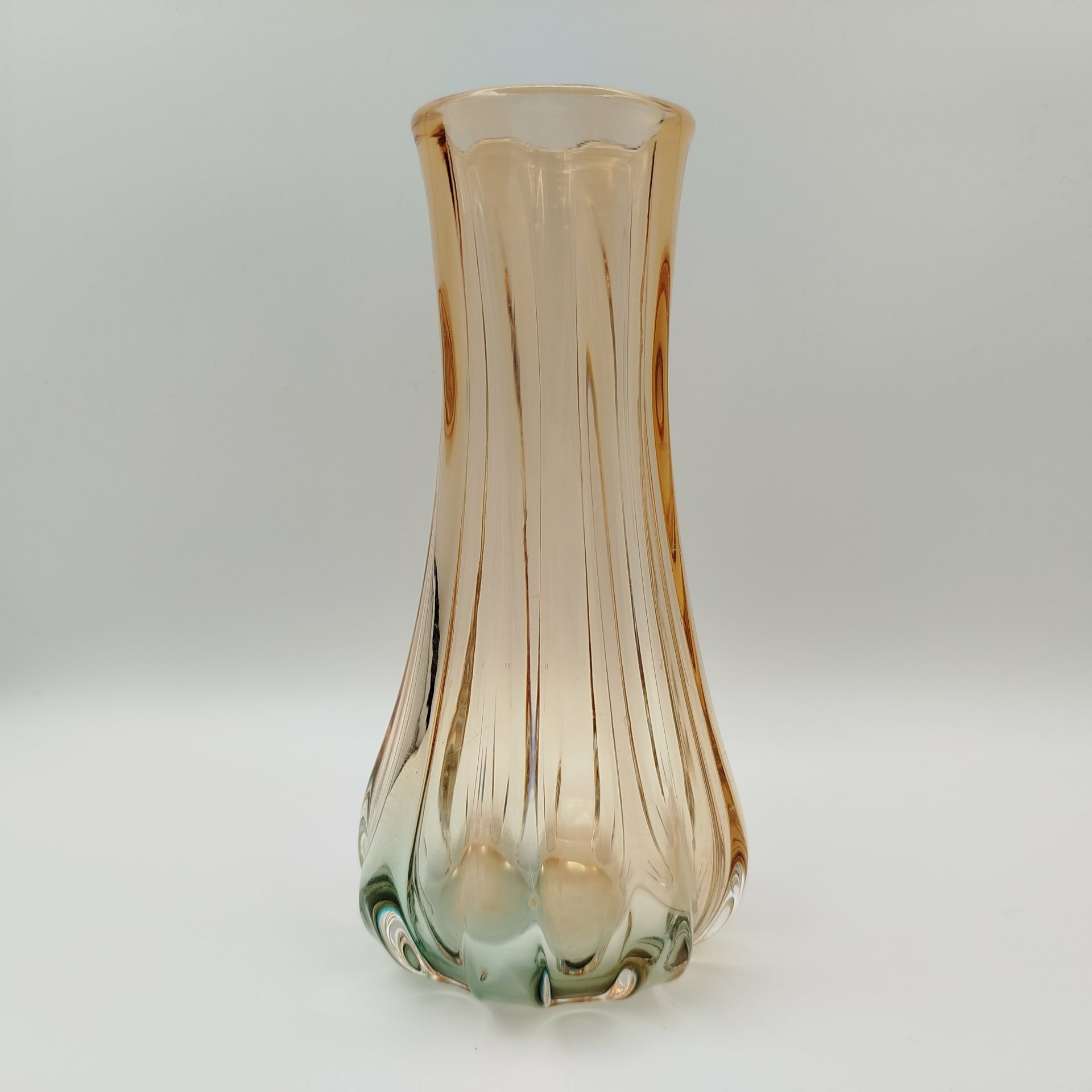 Ваза янтарного оттенка с зелёным подтоном в донной части, цветное стекло