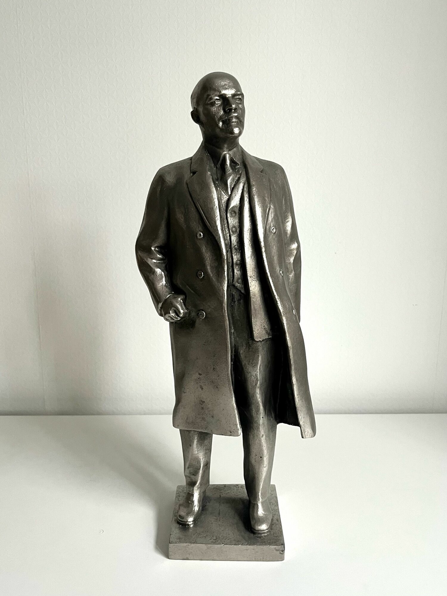 Статуэтка "Ленин в плаще" СССР. Силумин. Скульптор: Сычев. Высота: 38 см.