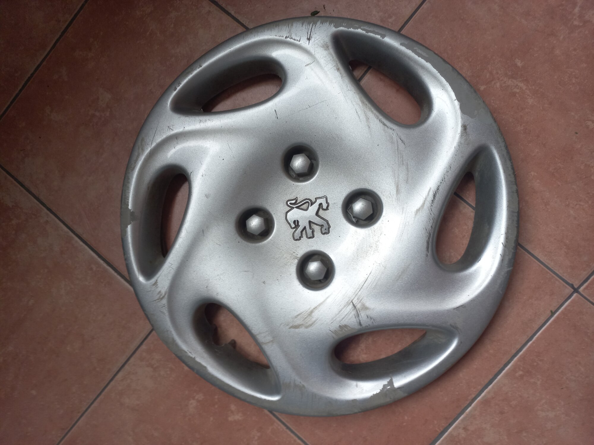 Колпак Peugeot R14.Оригинал.Б/у.Одно крепление сломано.Без сколов и трещин.Есть потертости.