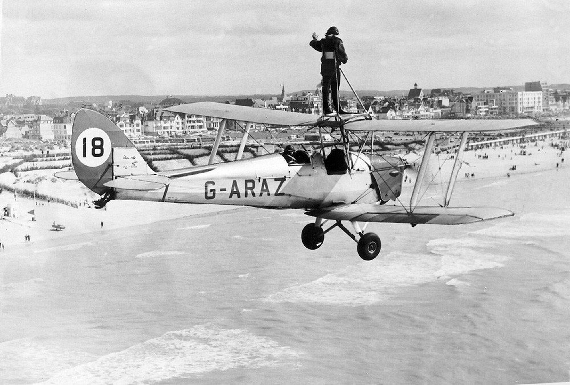 Плакат, постер Крылатый ходок-авиатрюк 1930-х на бумаге, размер 30х42см