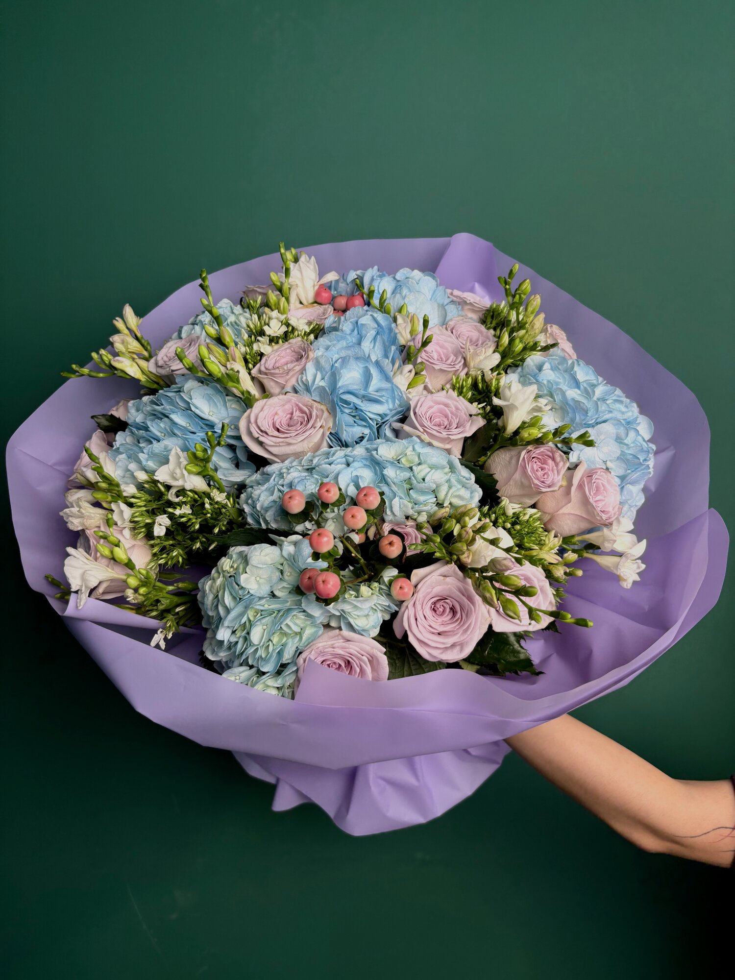 Букет «Яркие Акценты», гортензии, розы, флоксы, гиперикумы, 25 цветов, 60см