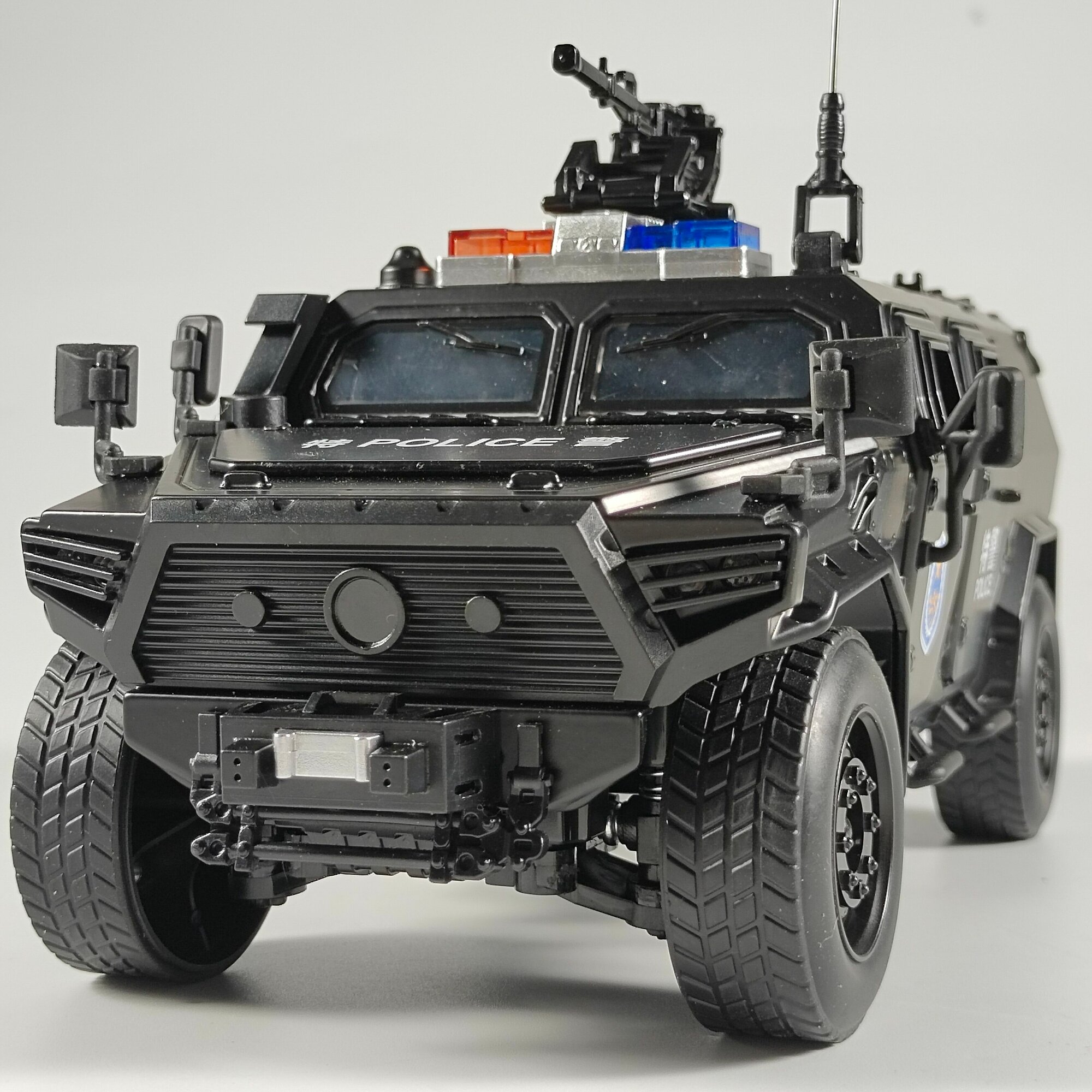 Военная бронемашина 1:18 DongFeng Warrior Military Armored Vehicle SUV Внедорожная бронированная машина, Коллекционирование автомобилей, Звук и освещение