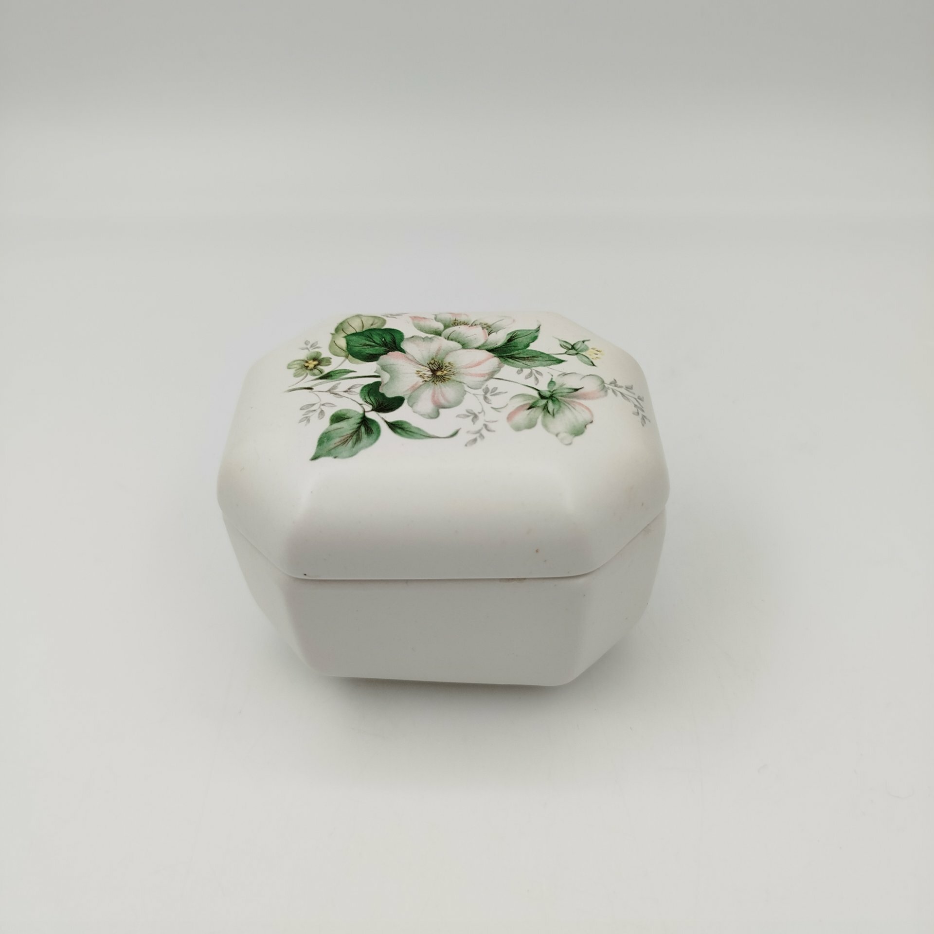 Шкатулка, украшенная белыми цветами, "Marisa", керамика, деколь, Италия, 1990-2010 гг.