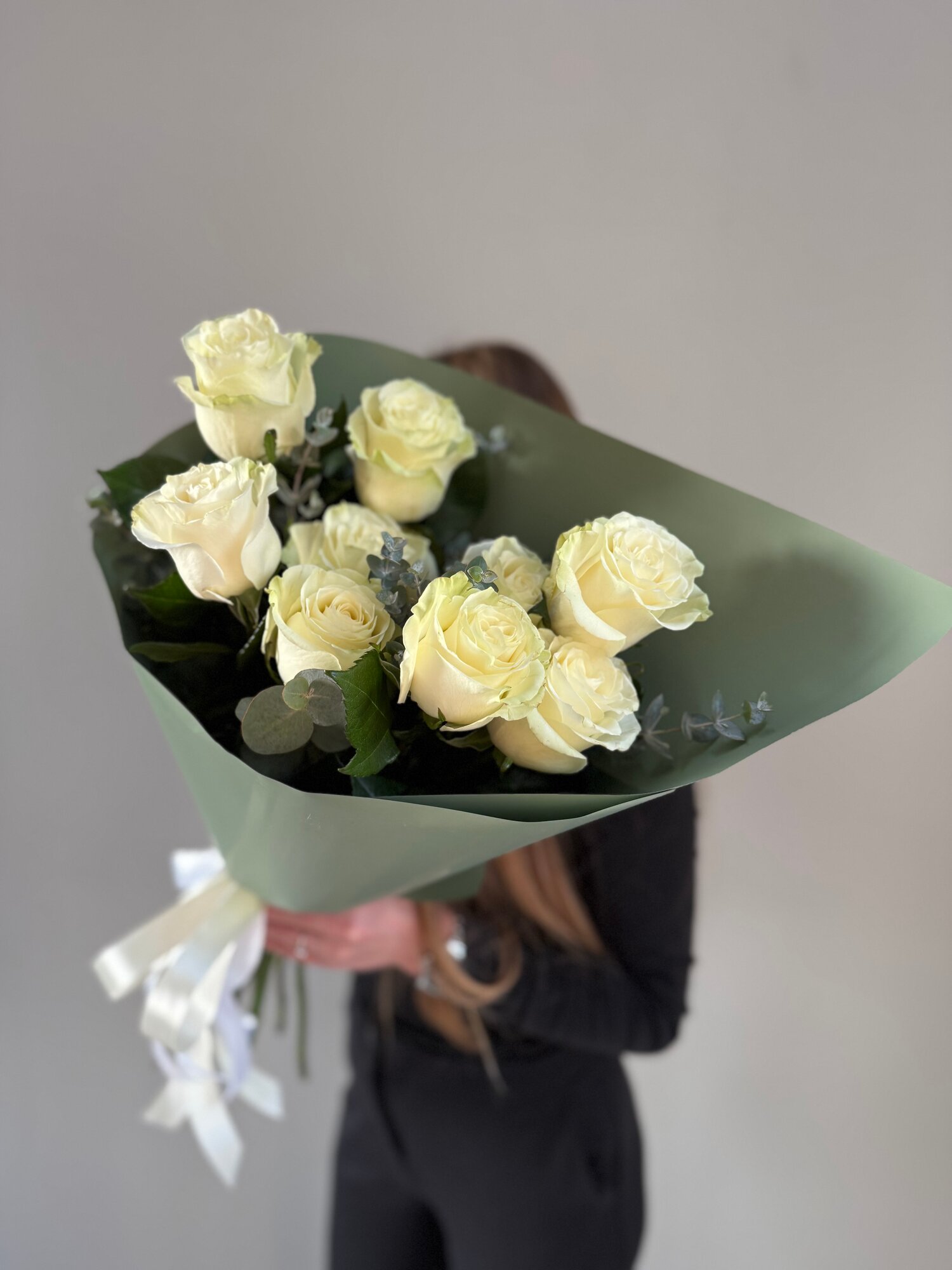 Букет из 9 белых роз в упаковке с эвкалиптом премиум (живые цветы)