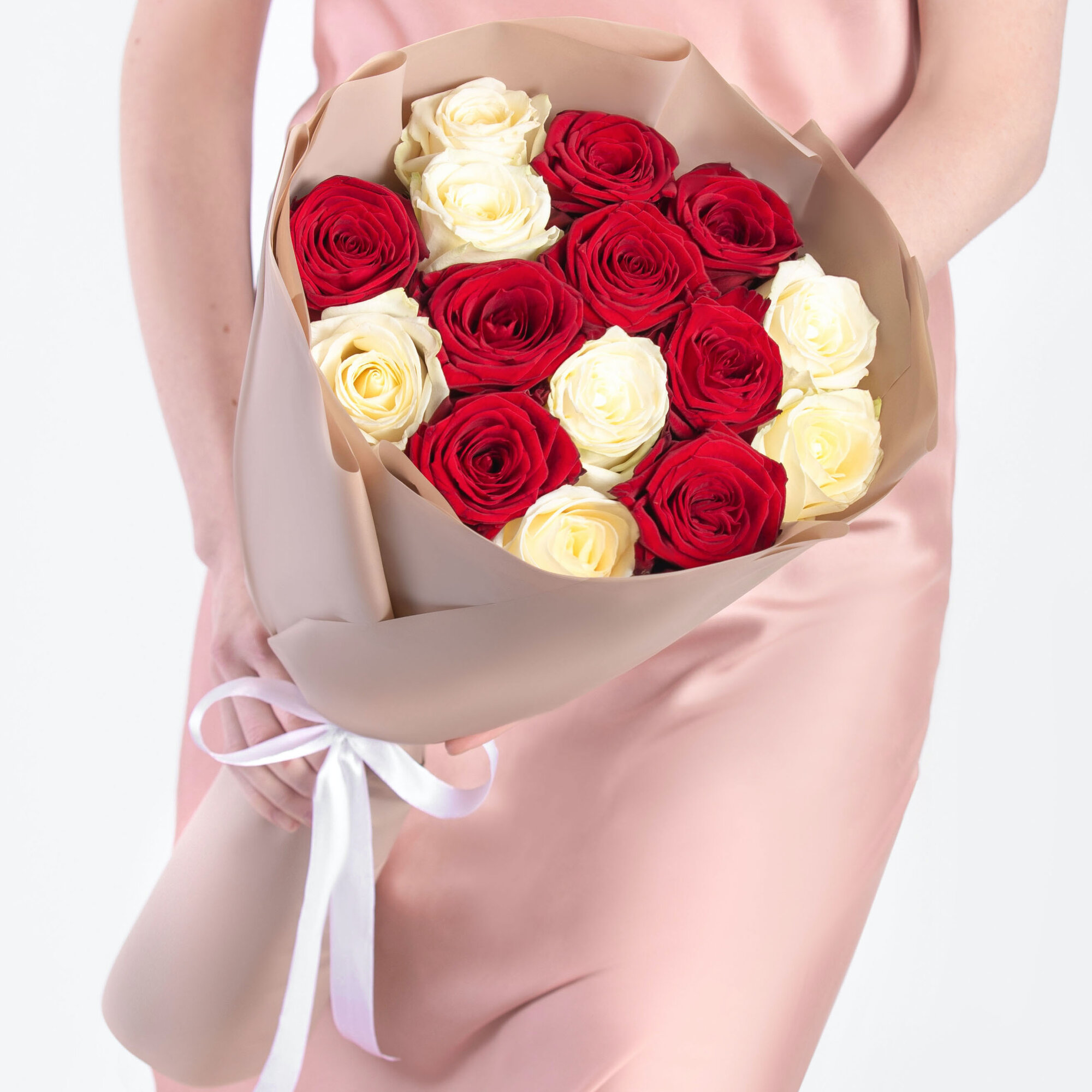 Букет Мегацвет24, 15 красных и белых роз, высота 70 см, дизайнерская упаковка