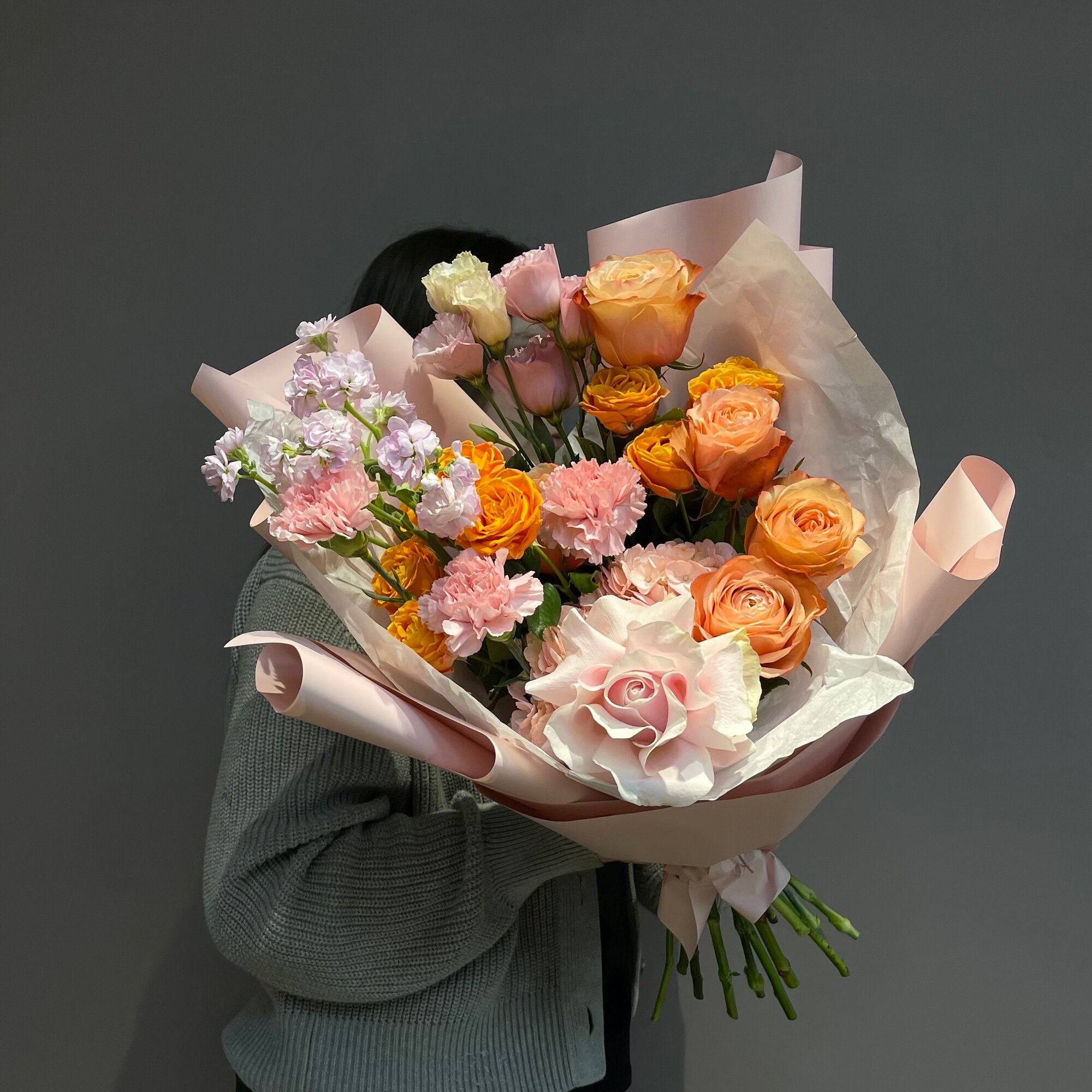 Букет для любимых с розой Кахала, диантусами, ароматной маттиолой, гортензией и эустомой