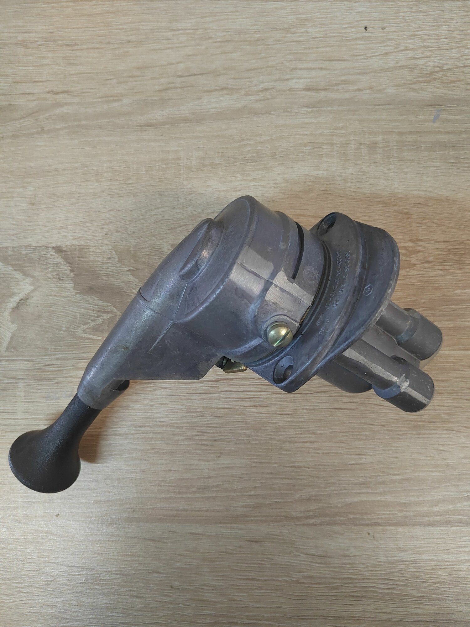 Кран ЗИЛ, КАМАЗ, МАЗ стояночного тормоза 3-х выводной