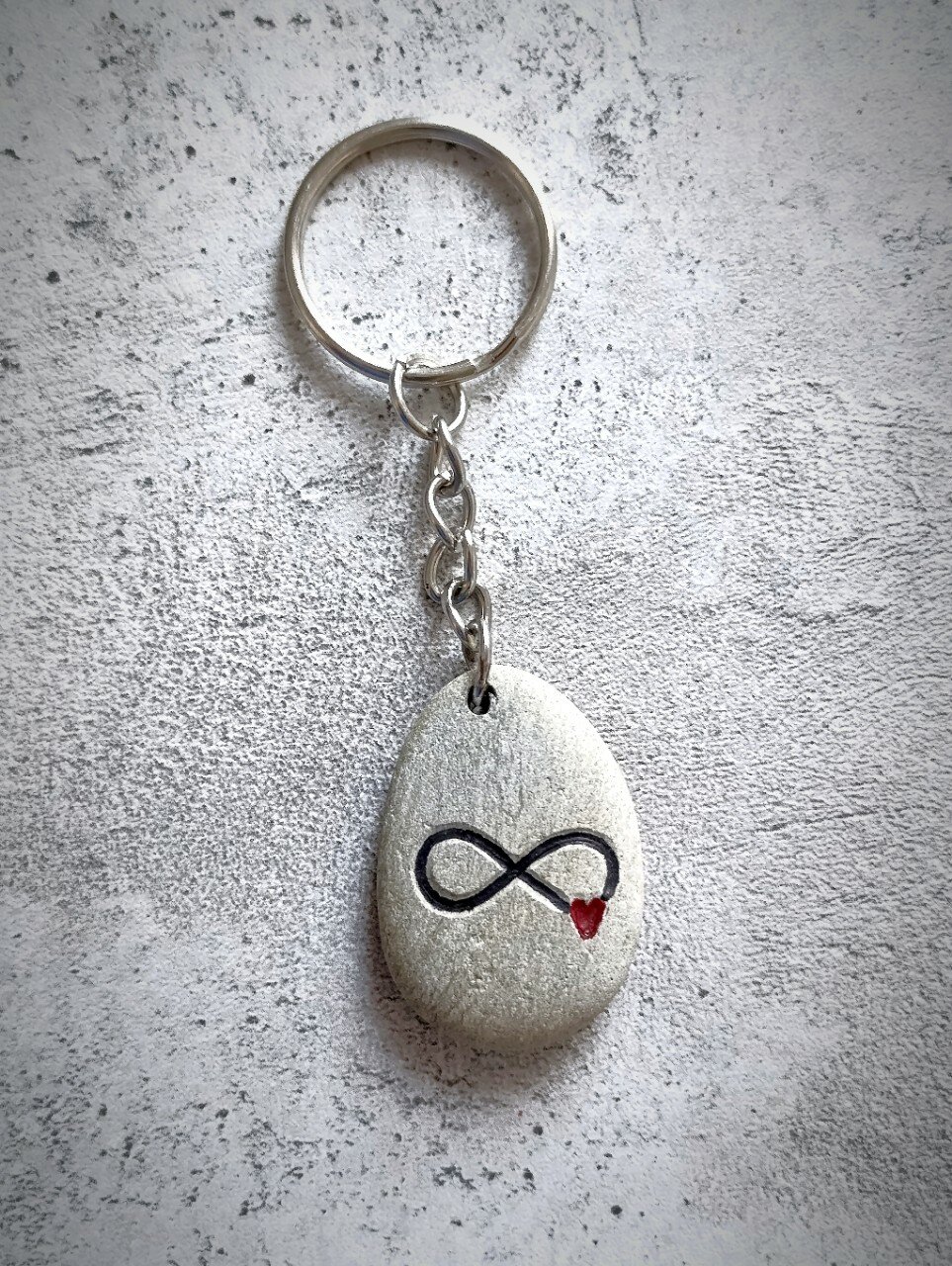 Знак бесконечности на природном камне с гравировкой. Брелок на ключи.