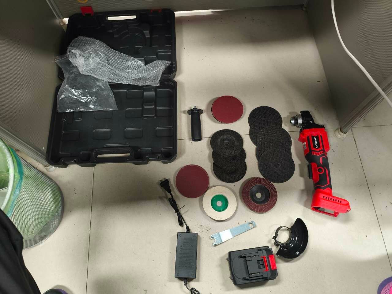 Аккумуляторная угловая шлифовальная машина с бесщеточным аккумулятором 21 В 4,0 Ач, функциями резки, шлифовки и полировки, самоблокирующейся, в комплекте 10 матовых насадок, 3 металлических диска, 5 секций для нарезки, вилка европейского стандарта.