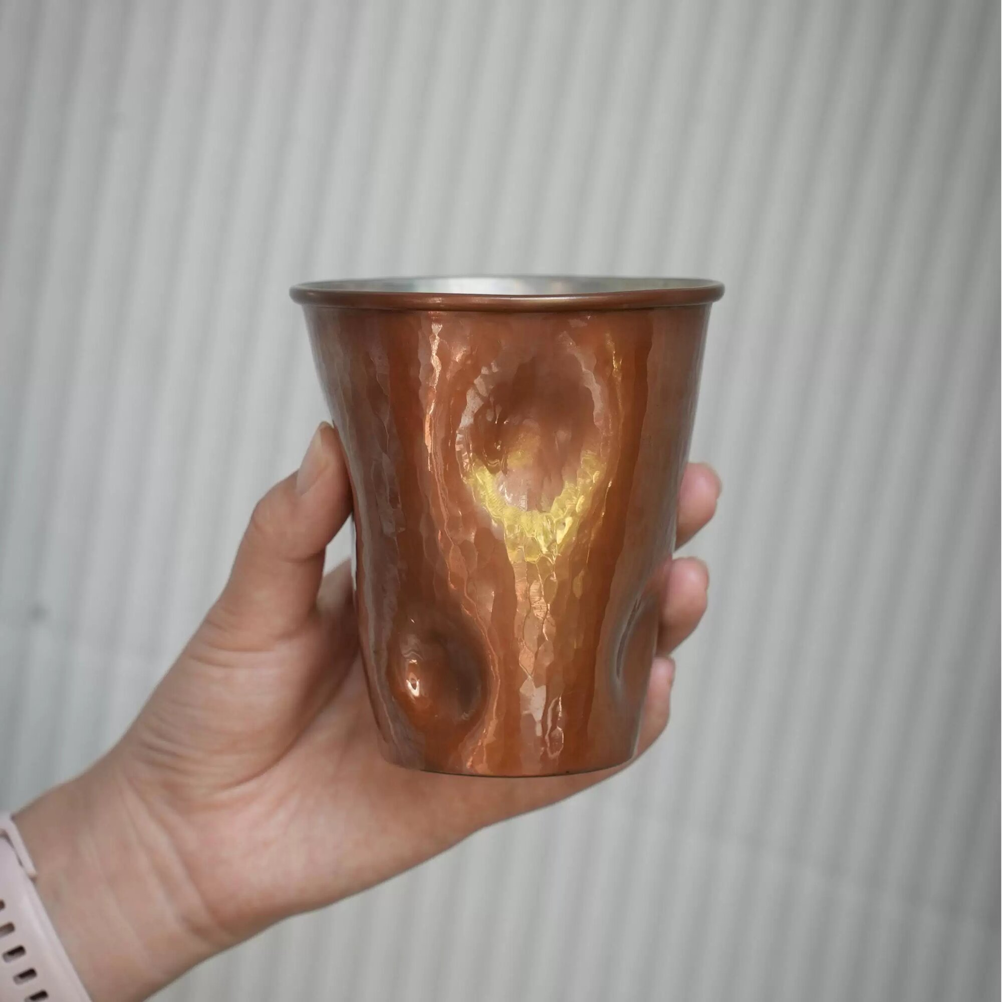 Ручная кружка из меди с уникальным отверстиями для уличного использования, рустиканский дизайн, одна чашка, вместимость