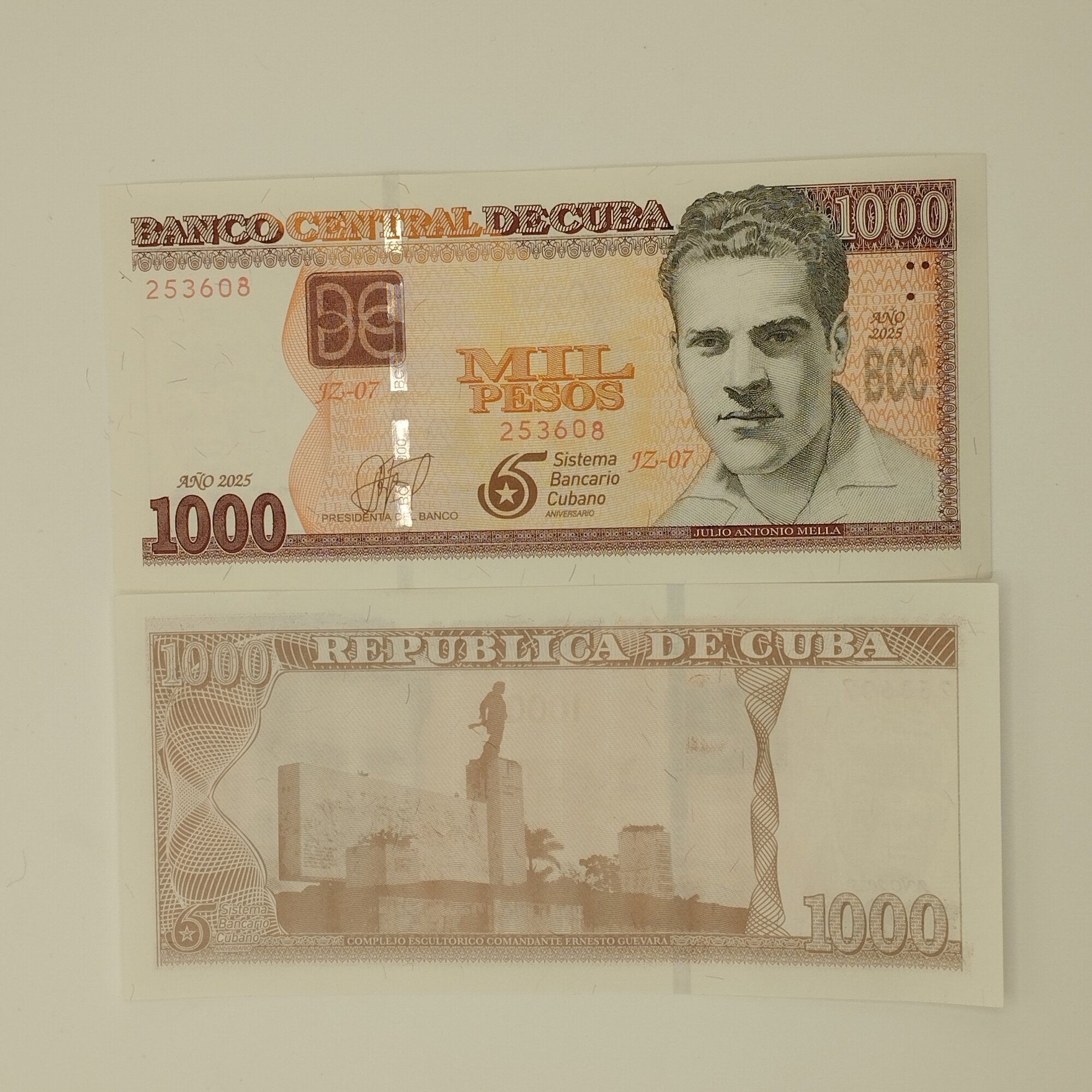 Банкнота. Куба. 1000 песо. 2025. Памятная: 65 лет банковскому делу. Из серии замещение. Серия: JZ-07. UNC/PRESS