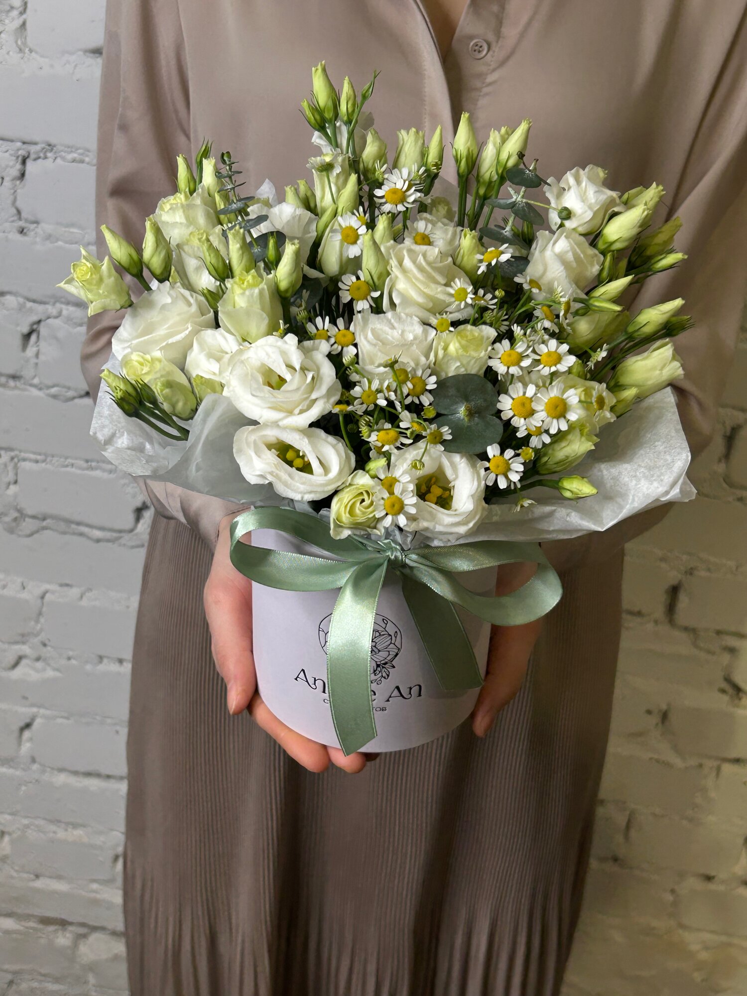 Коробка свежесрезанных цветов из эустомы, ромашки и ароматного эвкалипта 149