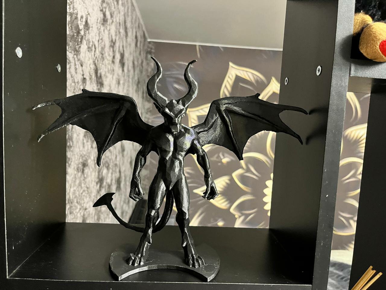 Статуэтка демона с крыльями