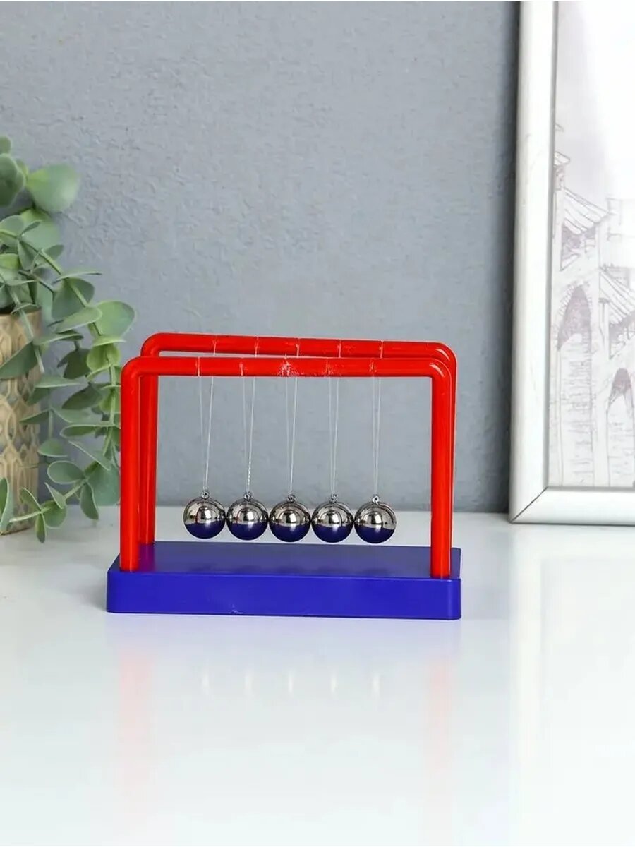 Эстетический маятник с разноцветными шарами