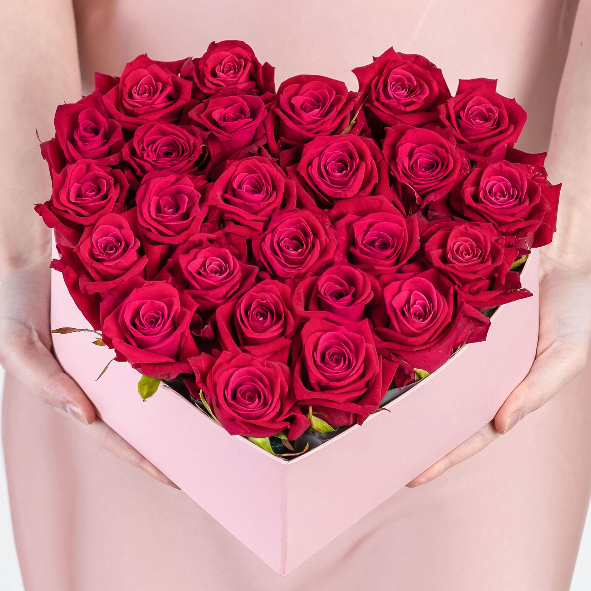 Букет Мегацвет24 "Шангри Ла", 35 малиновых роз, сборка в коробку сердце