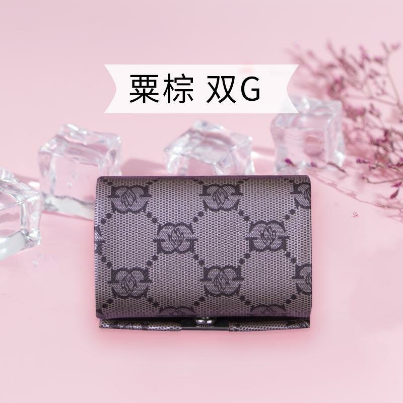 Изысканный портативный футляр для хранения вмещает две помады и оснащен зеркалом для защиты помад, украшений и USB-накопителей.