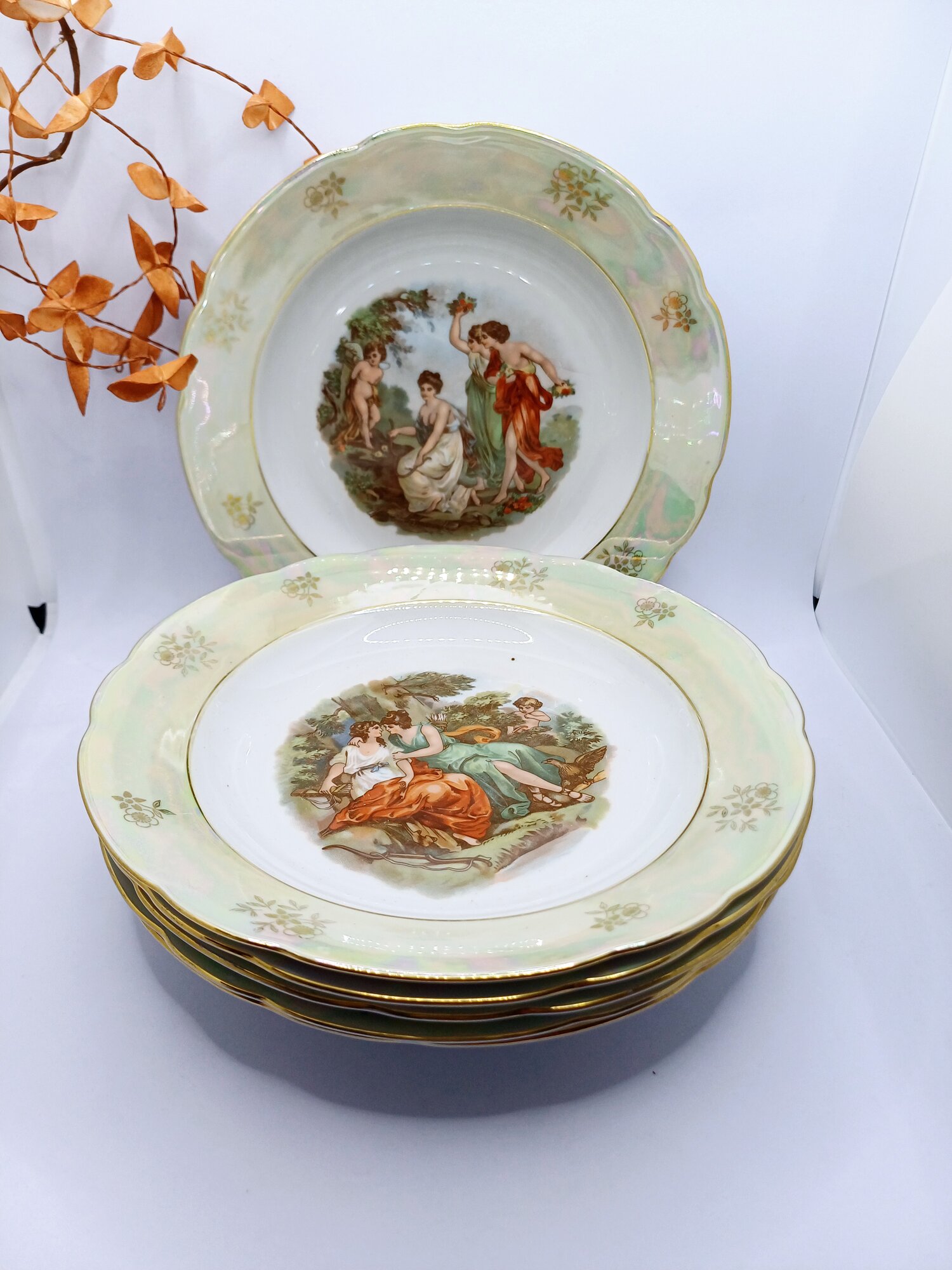 Набор глубоких тарелок Мадонна 6 штук винтажный, фарфор, перламутр, золочение, ГДР