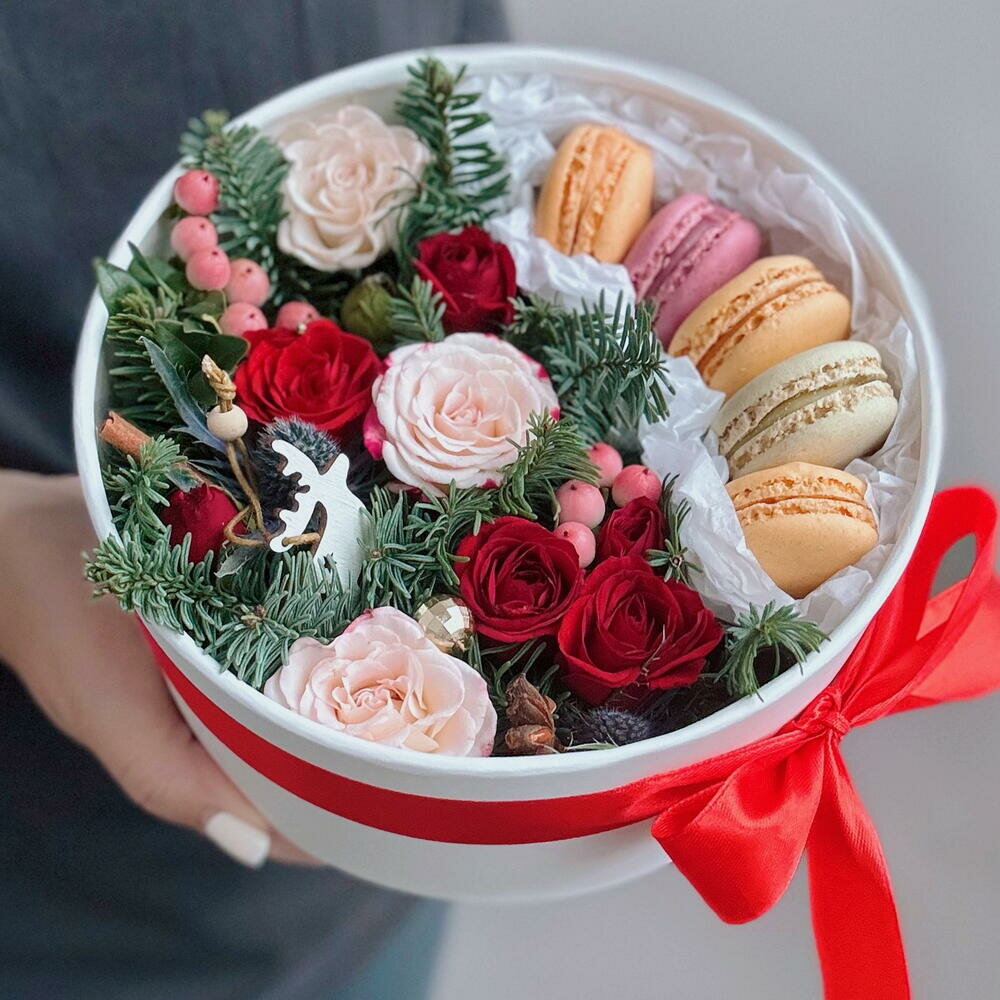 Ароматный зимний букет со сладостями, корицей и хвоей в стильной коробке