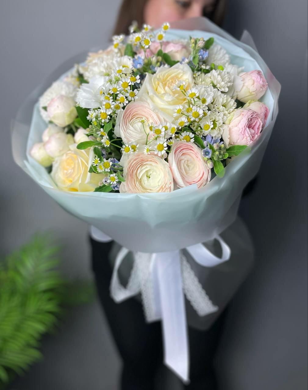 Букет цветов пионовидная роза, ромашка и ранунклюсы / Большой премиум авторский букет живых цветов "Без лишних слов"