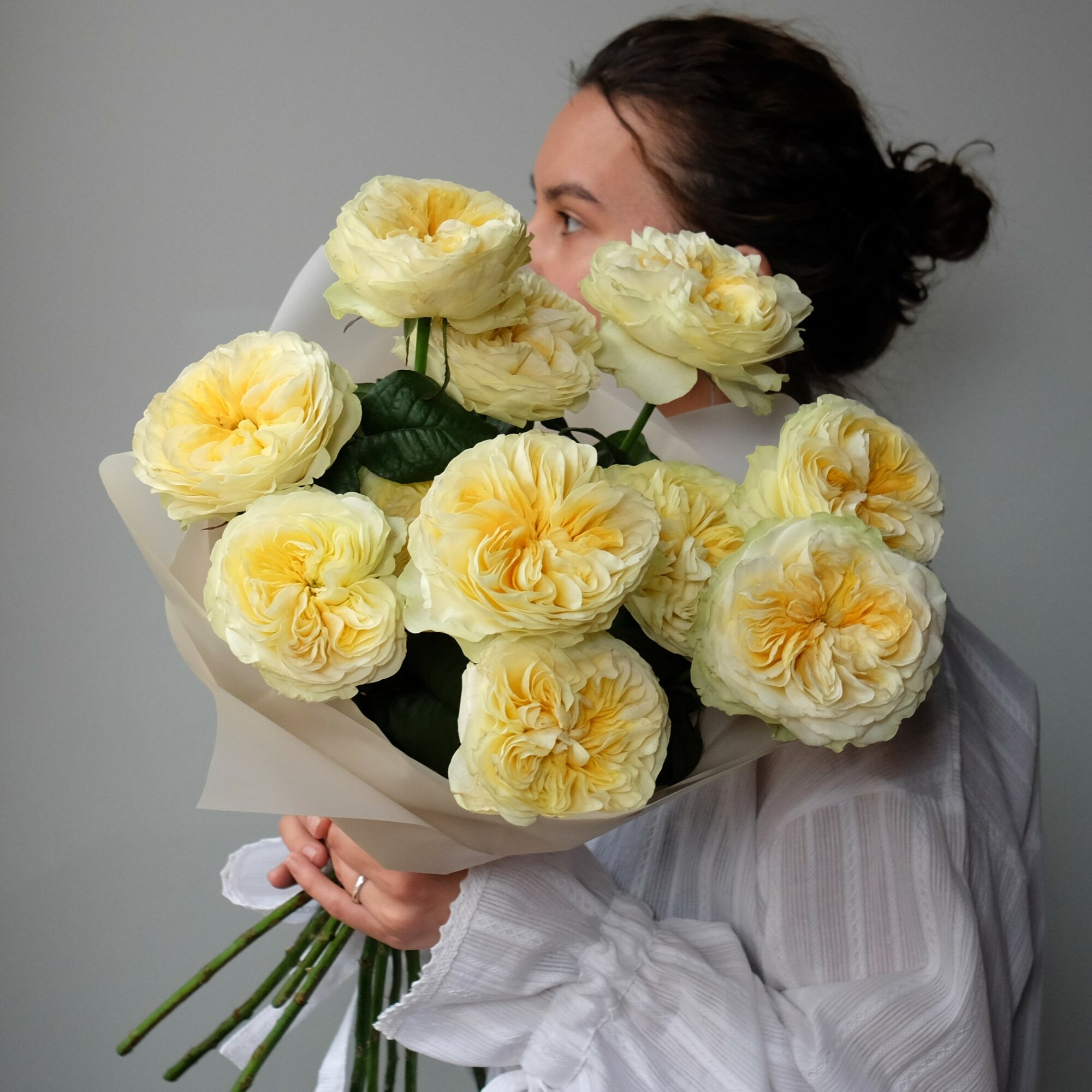 Моно из 11 веток пионовидной розы Веддинг Чепел, ВеснаFlowers