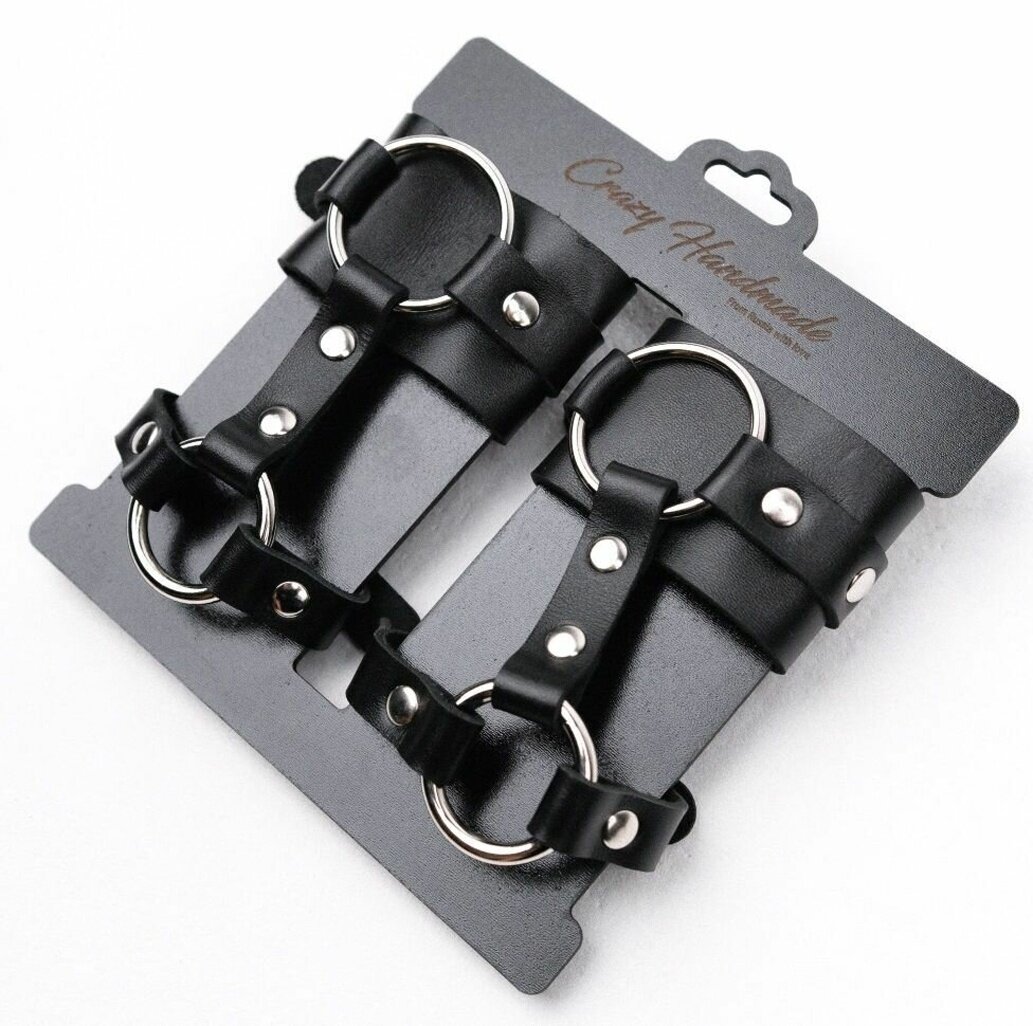 Наручники для кисти "Carry Hound" из натуральной кожи, черные, с металлическими заклепками и кольцами