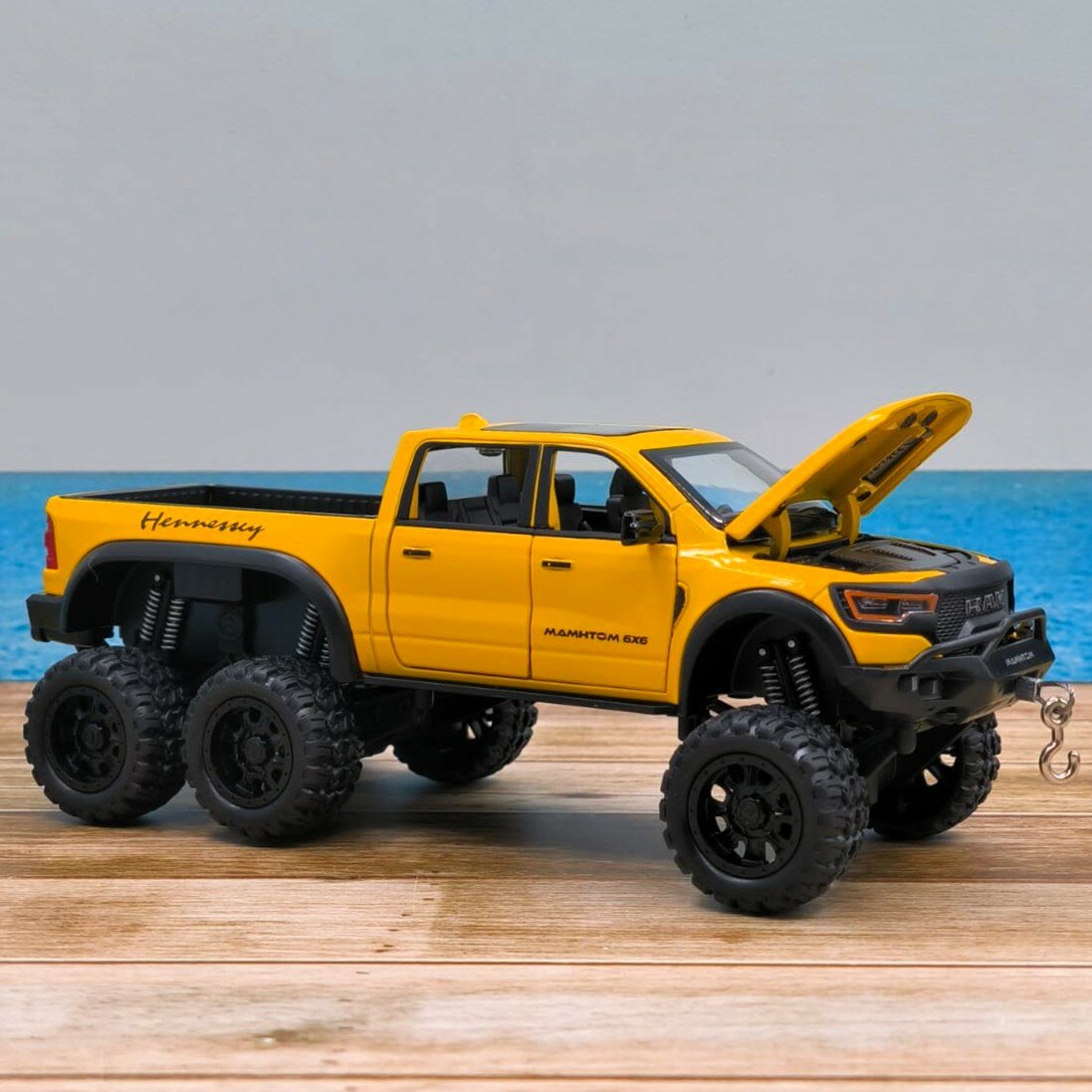Металлическая модель автомобиля Dodge Ram TRX 6x6 с световыми и звуковыми эффектами. Масштаб 1:24