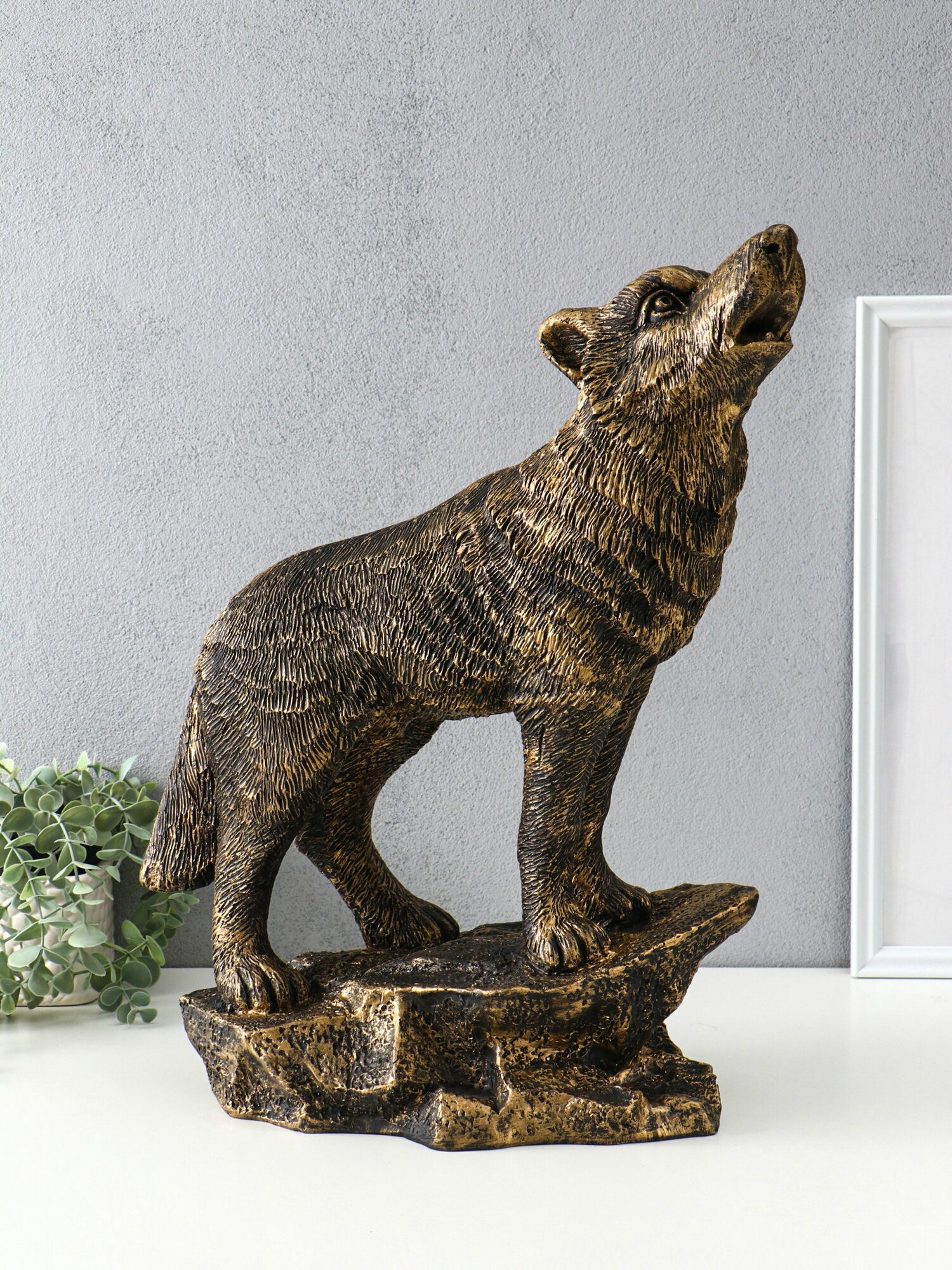 Фигура полистоун "Волк на скале", 50x37x22 см, под бронзу, тематика праздника: 23 февраля