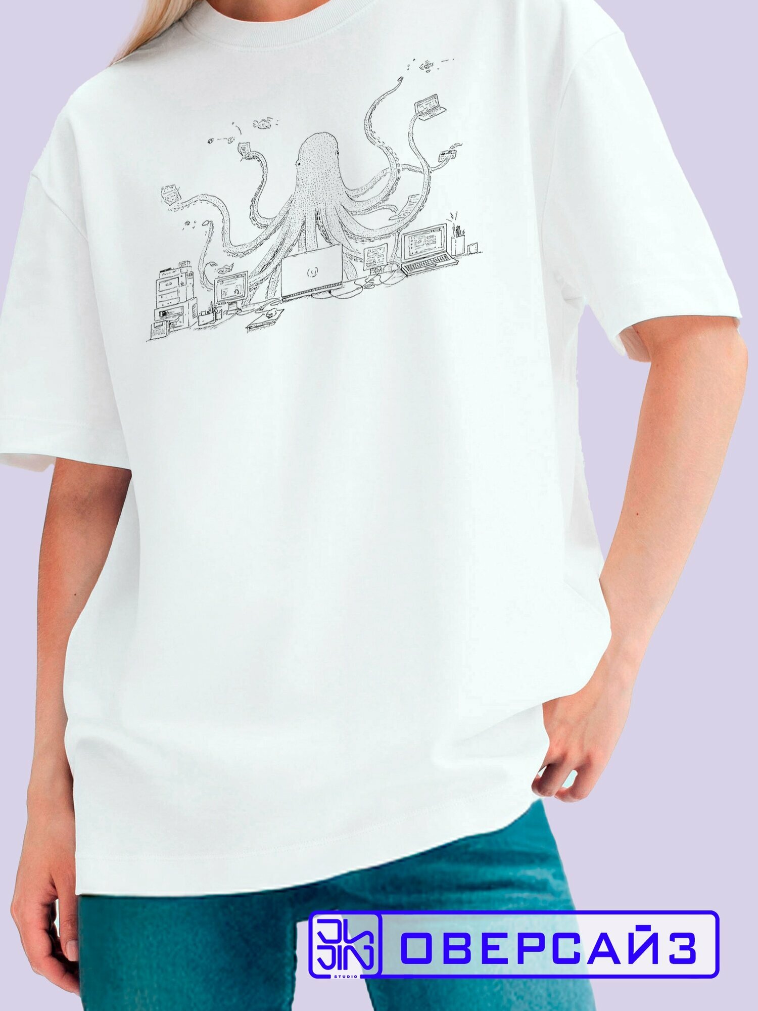Футболка оверсайз женская с принтом Осьминог черно-белый в офисной атмосфере с ноутбуком и оригинальными деталями, белый хлопковый трикотаж с прикольным рисунком на груди