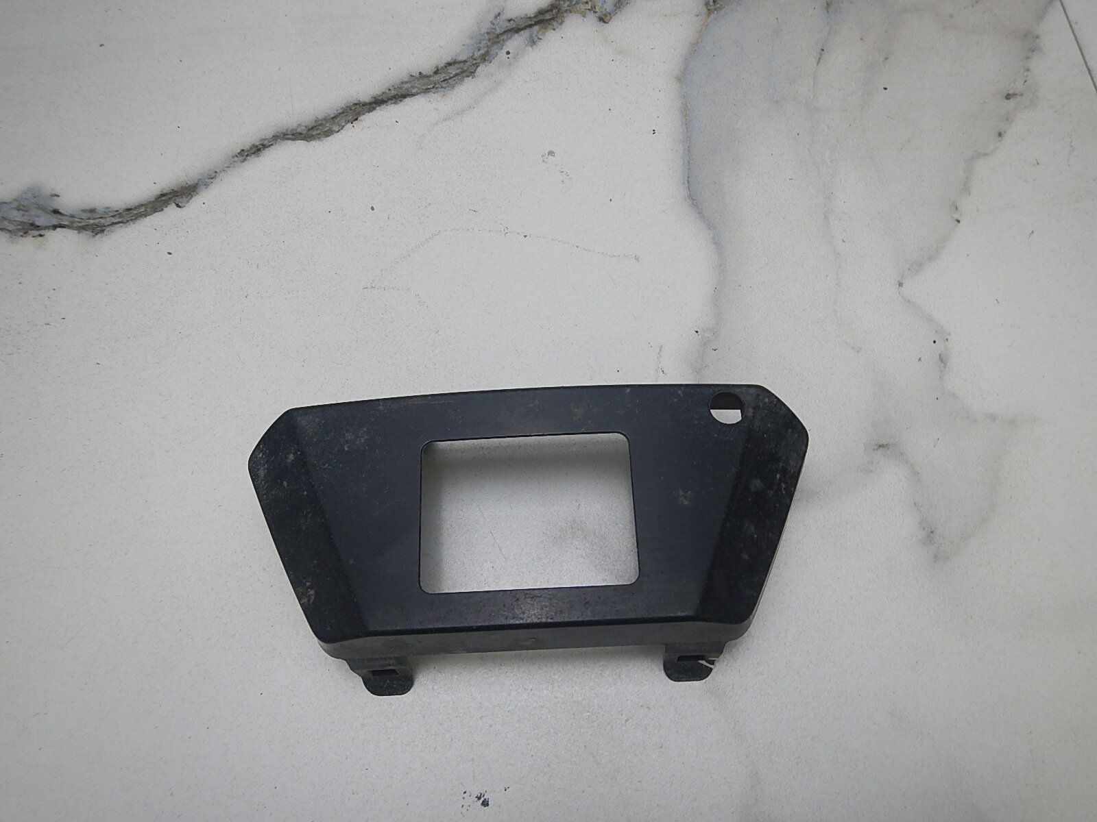 Б/У Накладка (кузов наружный), BMW (БМВ)-3 (G20) (18-) BMW 3 (G20) (18-) крышка радарного датчика Царапины, трещина на кр...