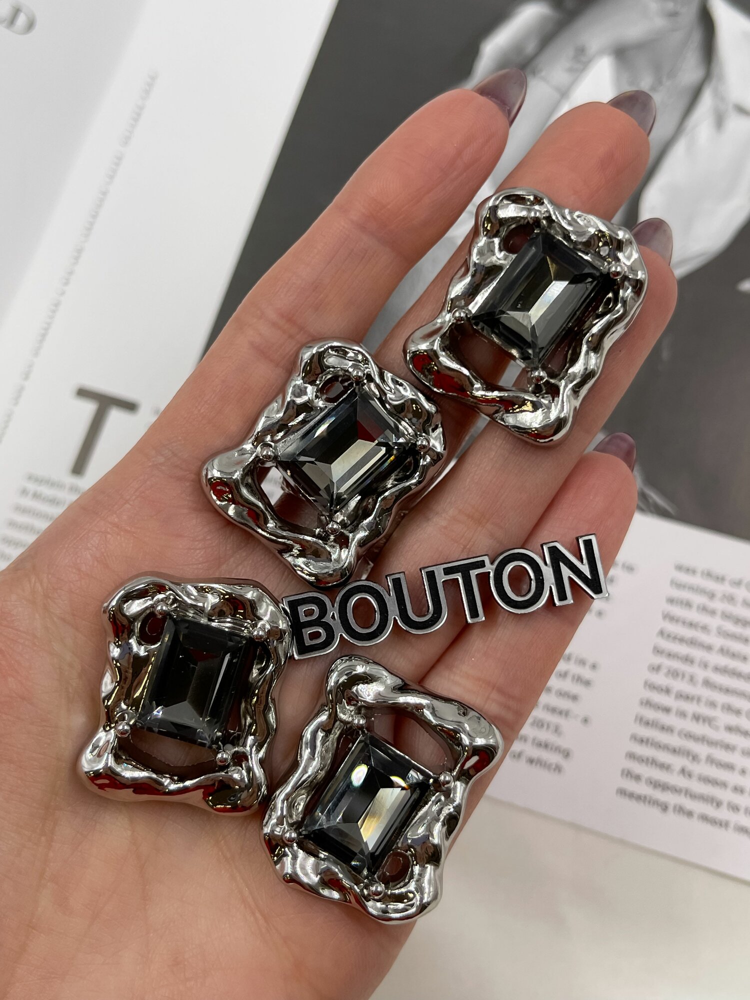 Пуговицы серебряные с камнем в мятом металле 4 шт