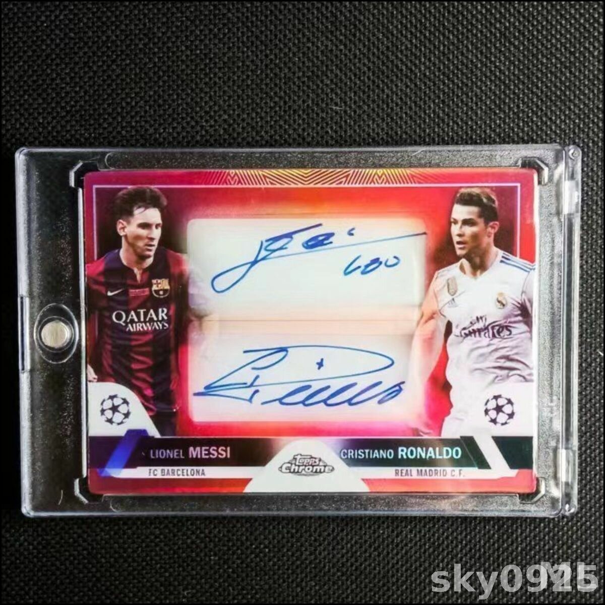 Эксклюзивная карточка daмистер от Topps Chrome 202223 с автографами Лионеля Месси и Криштиану Роналду, созданная для клубных турниров, представляет собой премиальный коллекционный предмет