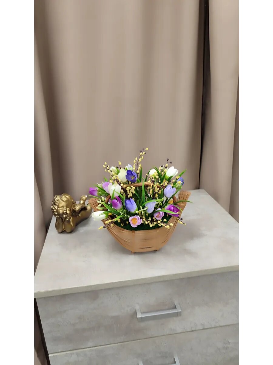 Корзина с крокусами