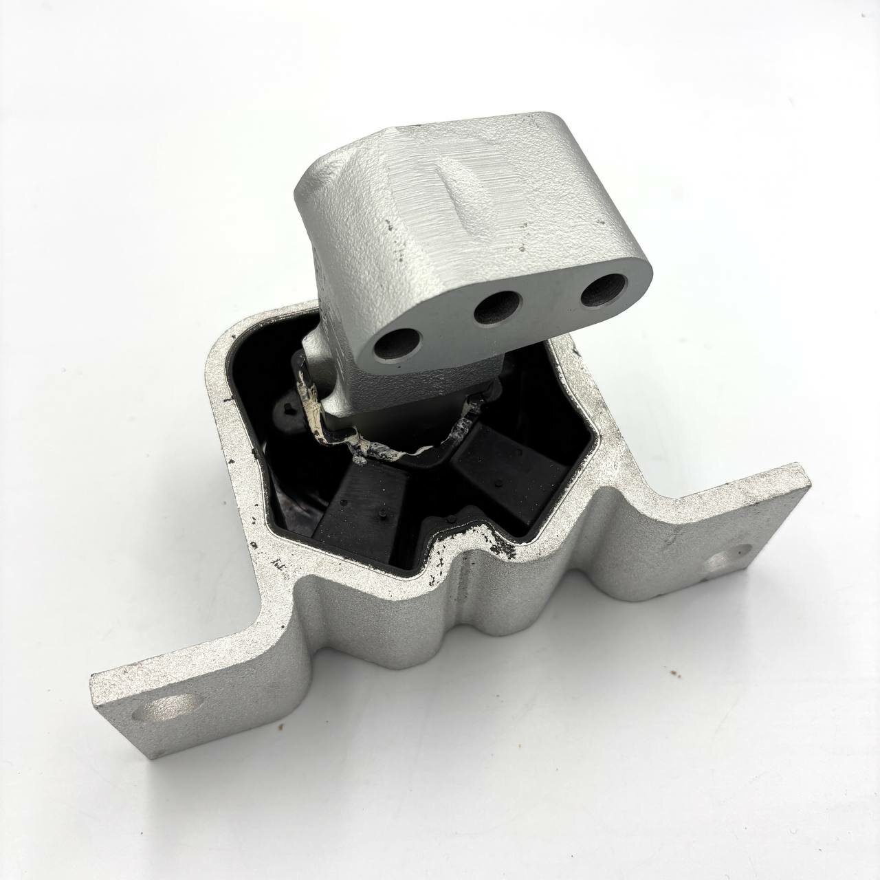 Правая опора двигателя с кронштейном в сборе для LADA Vesta NG.