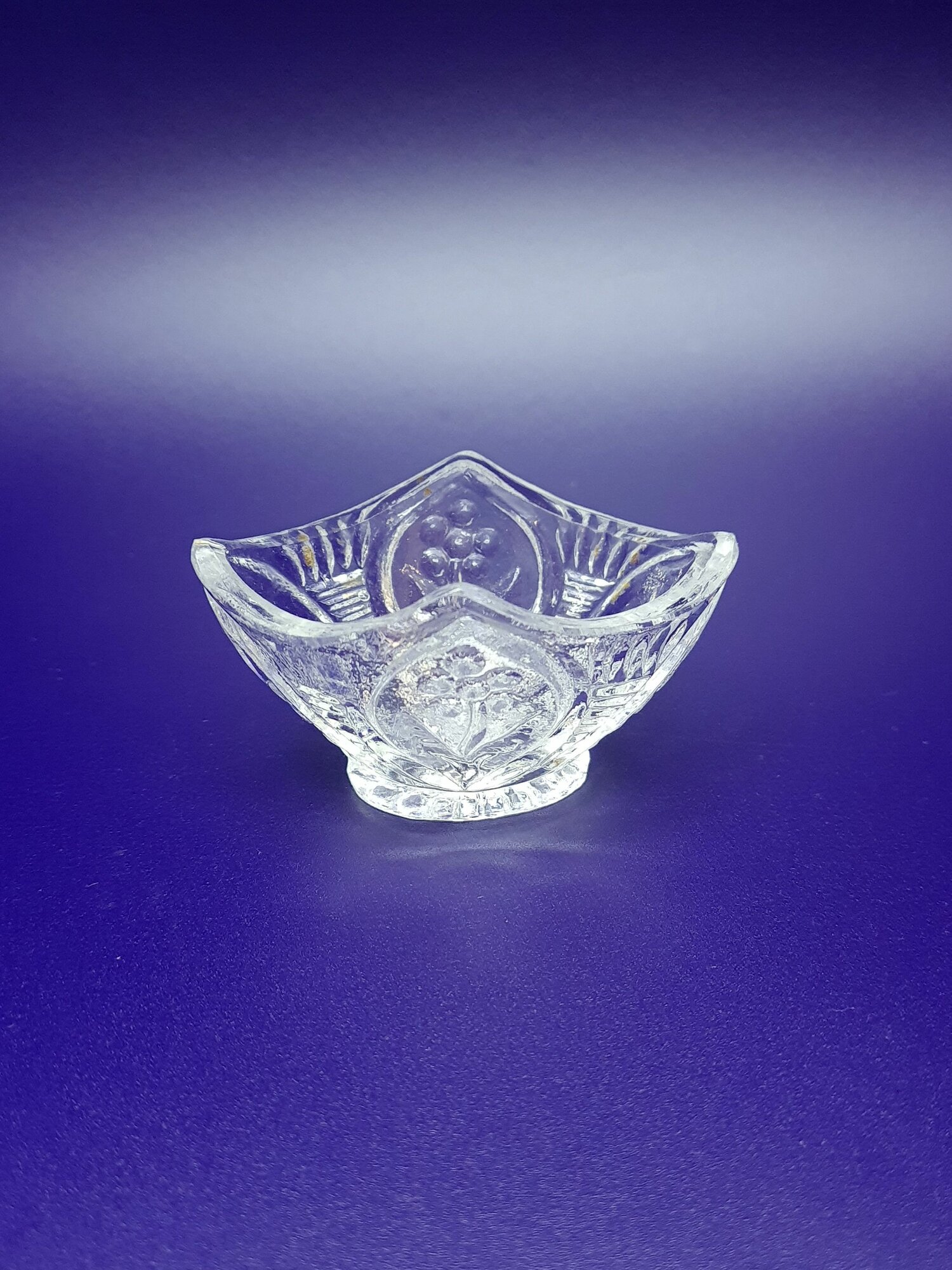 Винтажная солонка с рельефным орнаментом флора, прессованное стекло, СССР 70е