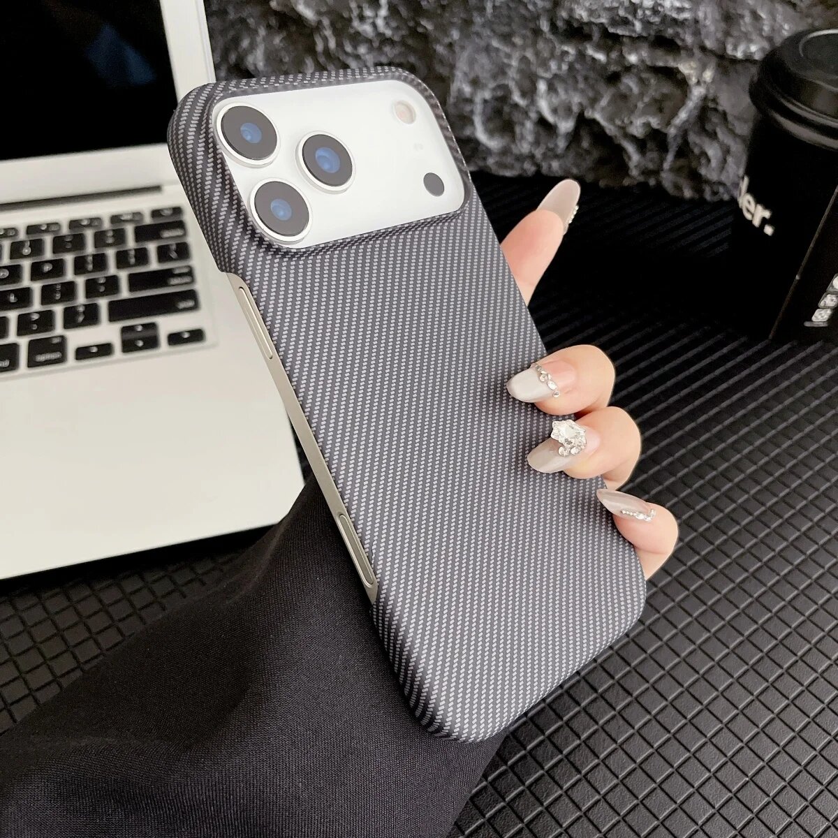 Серый чехол для iPhone 16 Pro Max с текстурой карбона