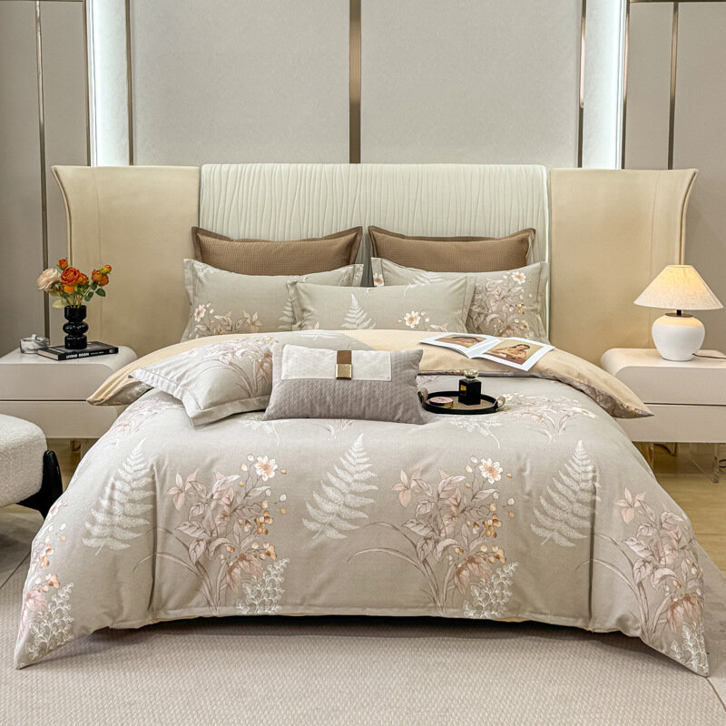 Осенне-зимний четырехпредметный комплект простого утепленного постельного белья из полиэстера и хлопка с принтованными простынями и пододеяльником от Nantong Home Textiles.