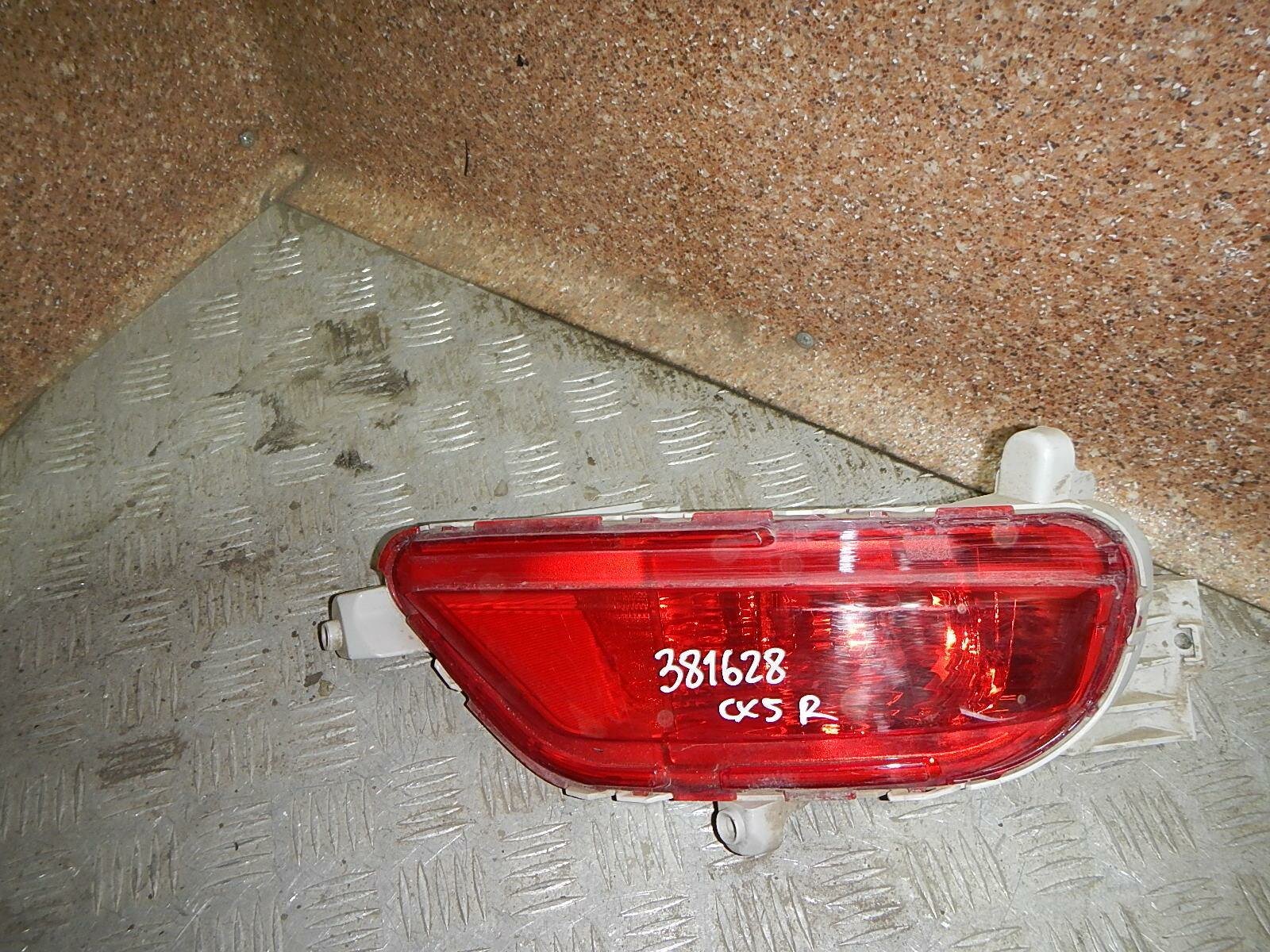 Б/У Фонарь задний противотуманный правый, Mazda (Мазда)-CX-5 (17-) MAZDA CX-5 (17-) Царапины на стекле. 381628 MAZDA арт...