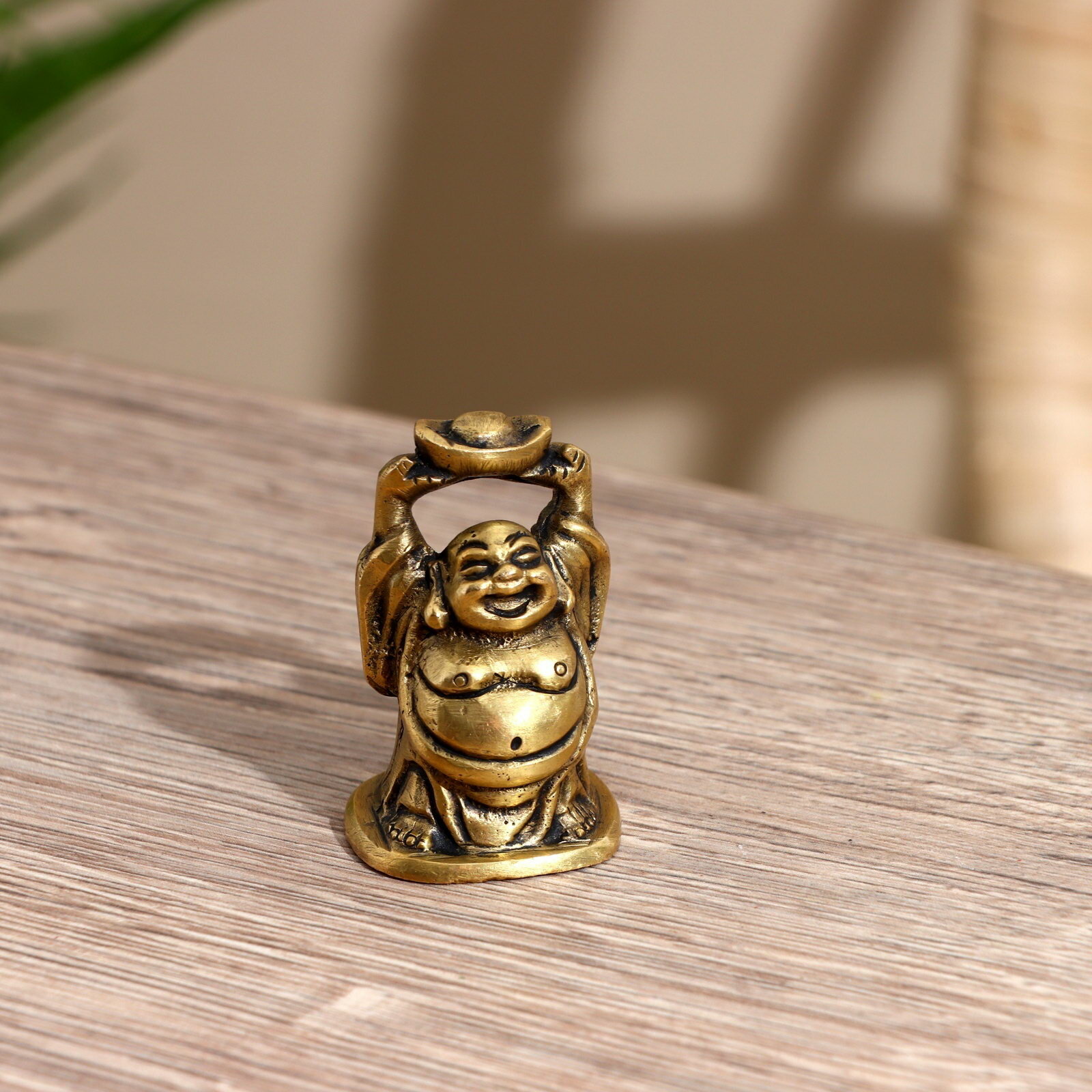 Сувенир "Хотэй, руки вверх", 4.5 см, латунь, цвет: золотистый