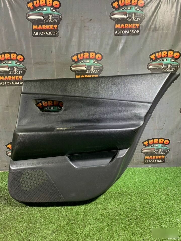 Обшивка двери задняя правая Nissan Primera P12 1.6