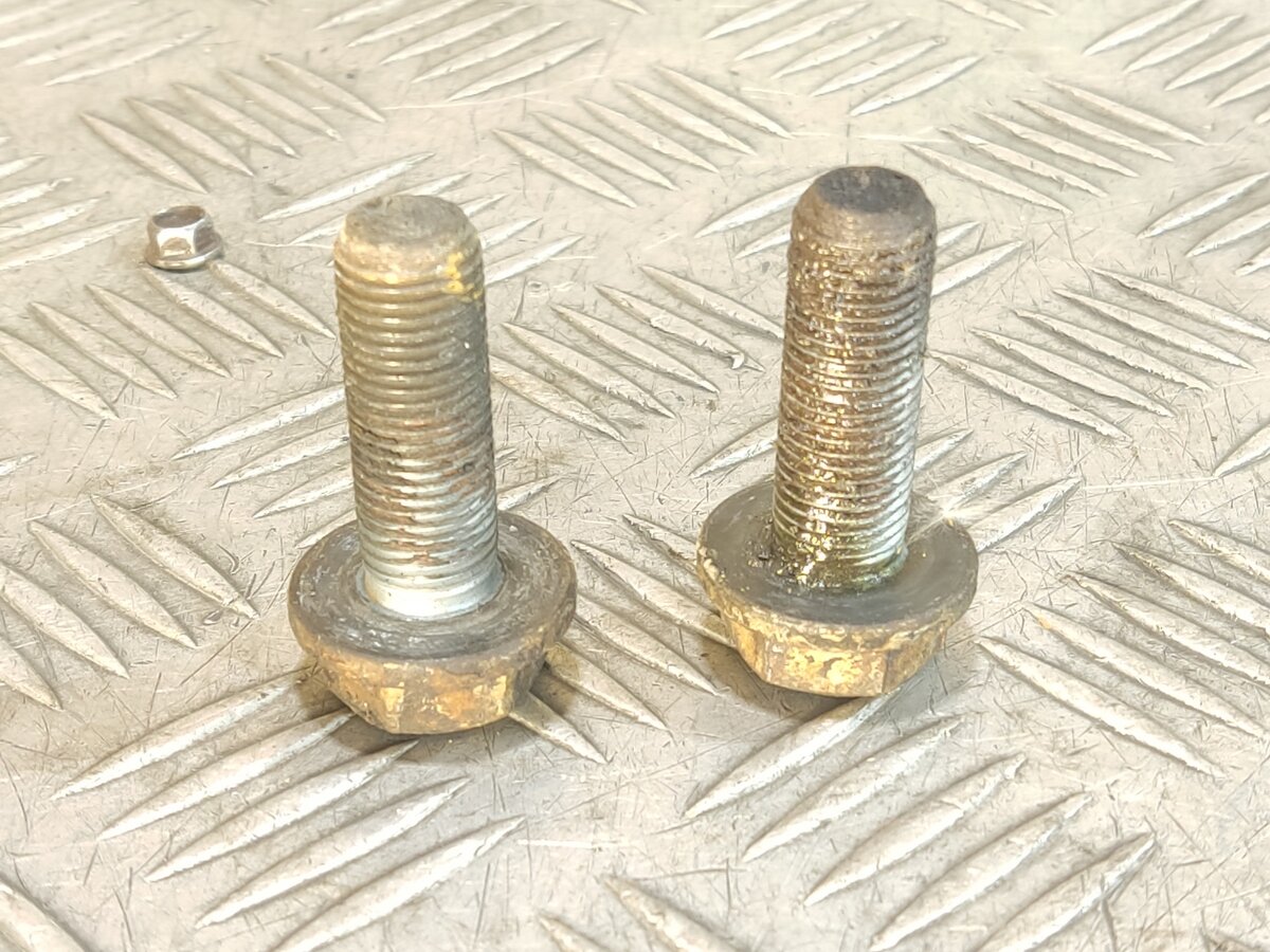 Болт крепления суппорта переднего MERCEDES Vito 638 910105014005