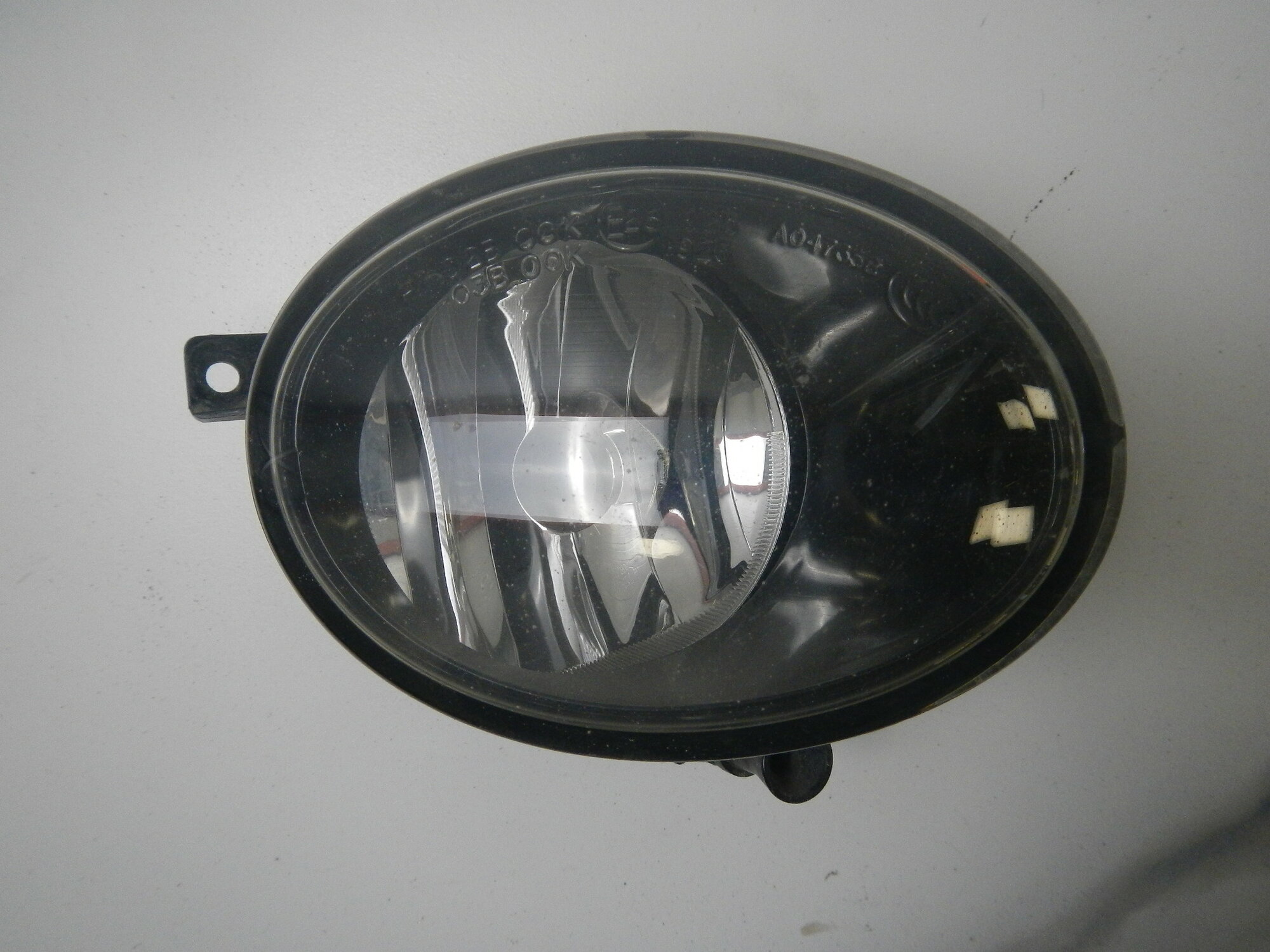 Б/У Фара противотуманная правая, Volkswagen (Фольксваген)-GOLF VI (09-12) VOLKSWAGEN GOLF VI (09-12) Царапины на стекле....