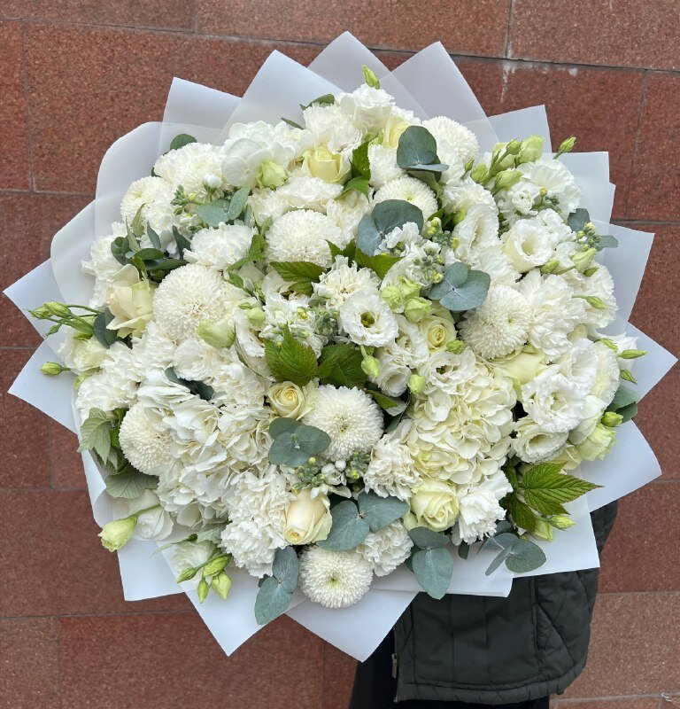 Авторский букет в белых оттенках с Хризантемой и Гортензией