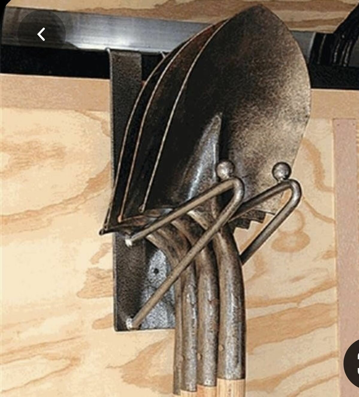 Настенный кронштейн для садового инструмента