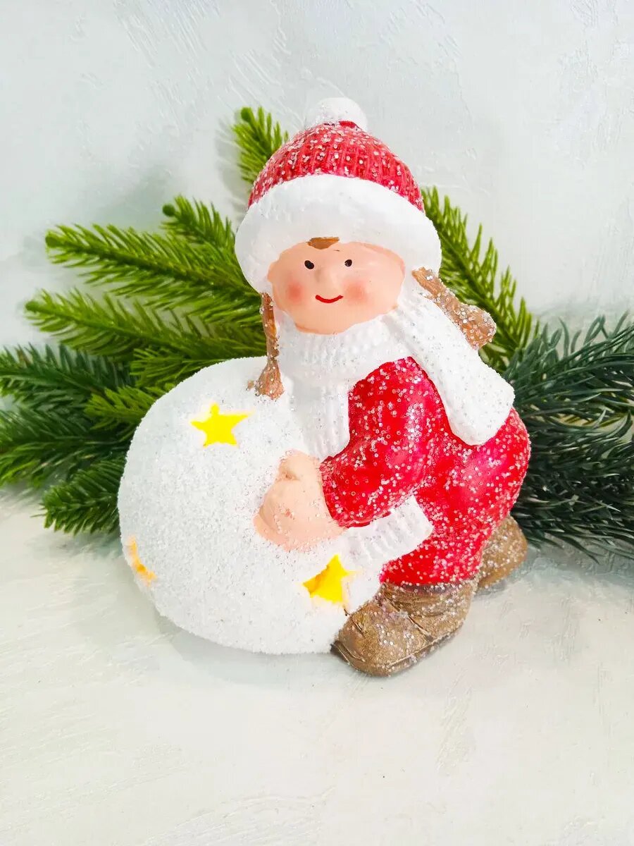 Фигурка Сфера "Девочка со снежком", керамическая, блестки, красная, высота 13 см