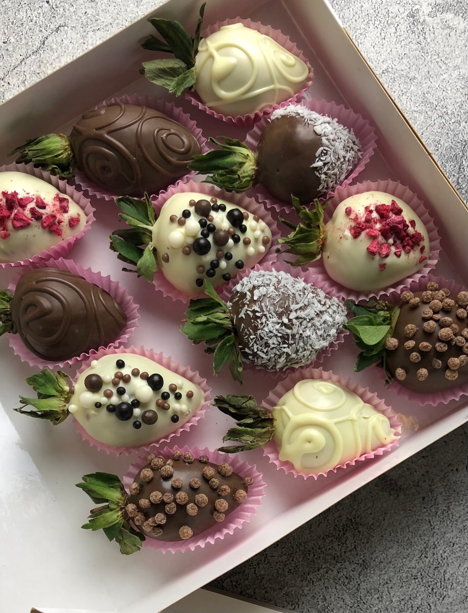 Клубника в бельгийском шоколаде набор 16 шт. в коробочке с бантом