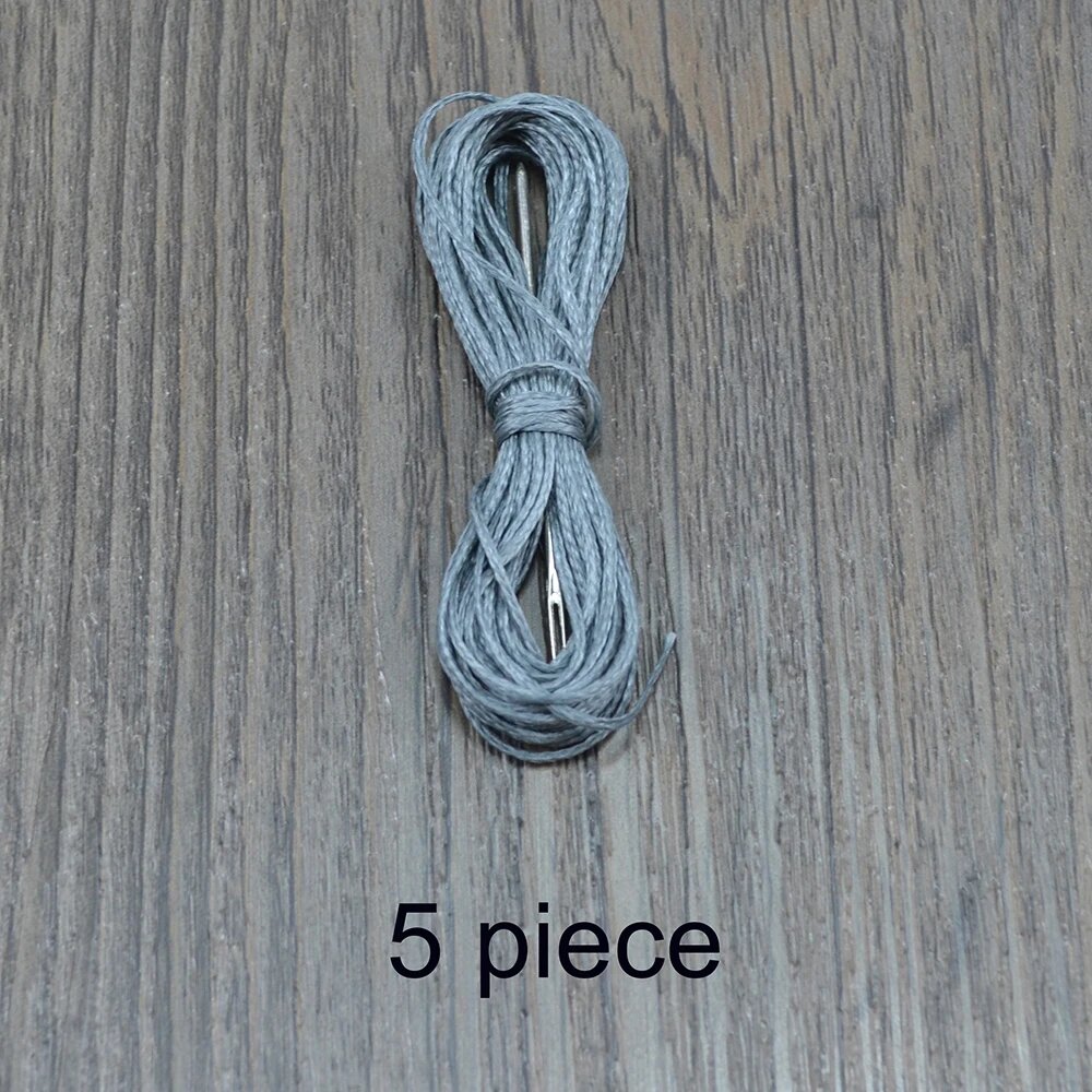 4 м восковая нить, чехол на руль, швейная нить, иглы и нитки, обернутые вокруг рулевого колеса