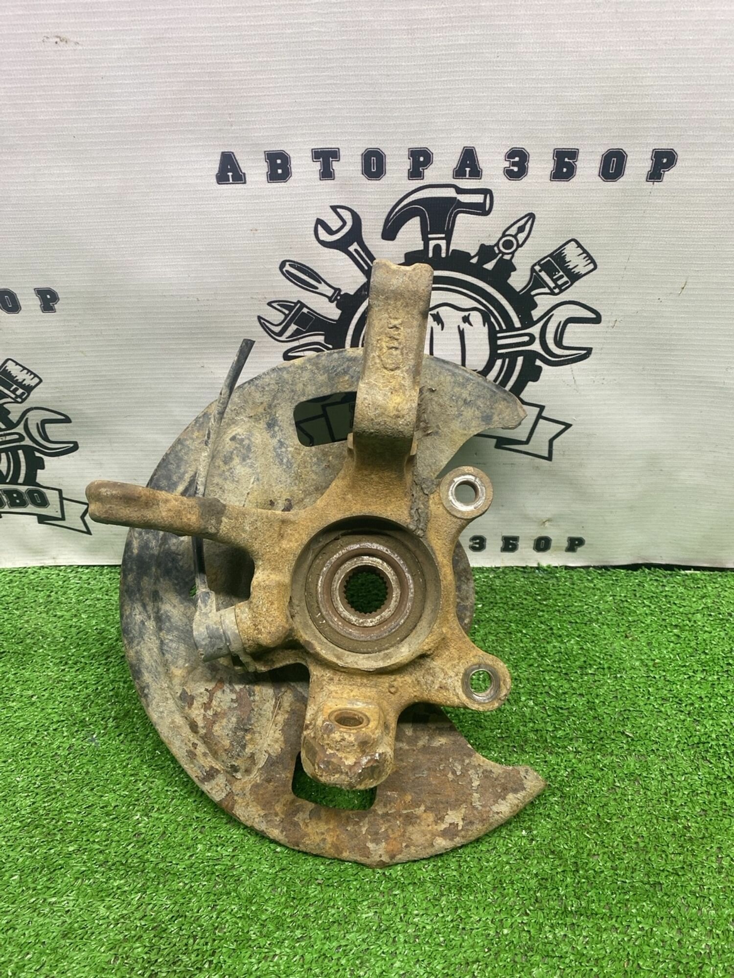 Поворотный кулак левый Nissan Sunny, B15 1999 с пробегом