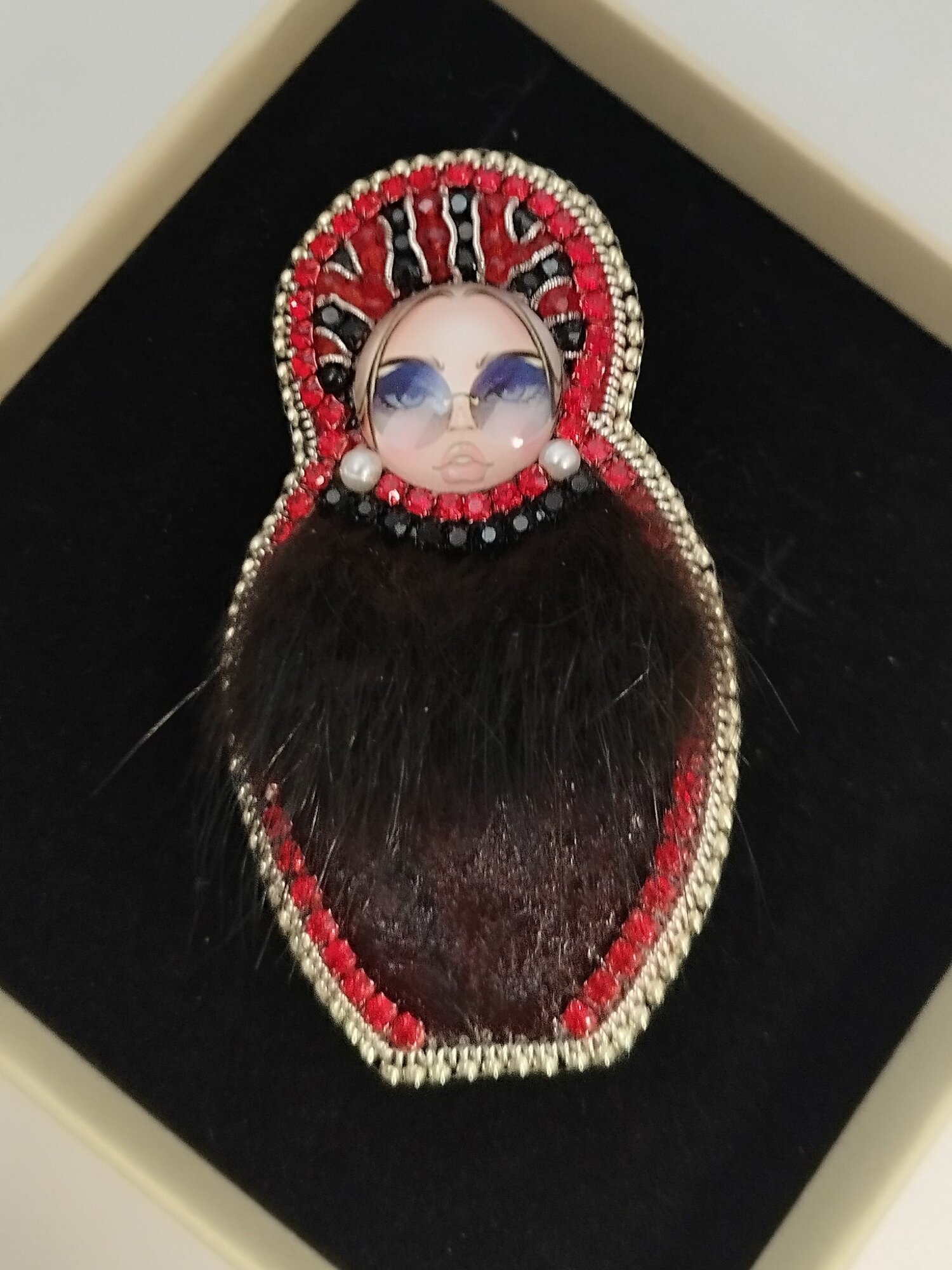 Брошь, бисер, стразы