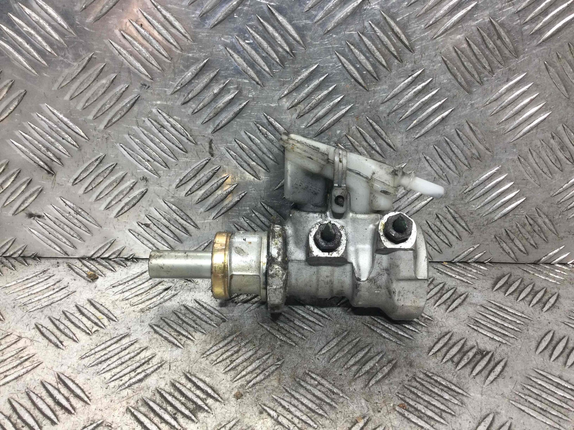 Б/У Цилиндр тормозной главный Ford Focus 1 поколение [рестайлинг] (2001-2005) 2004 г.